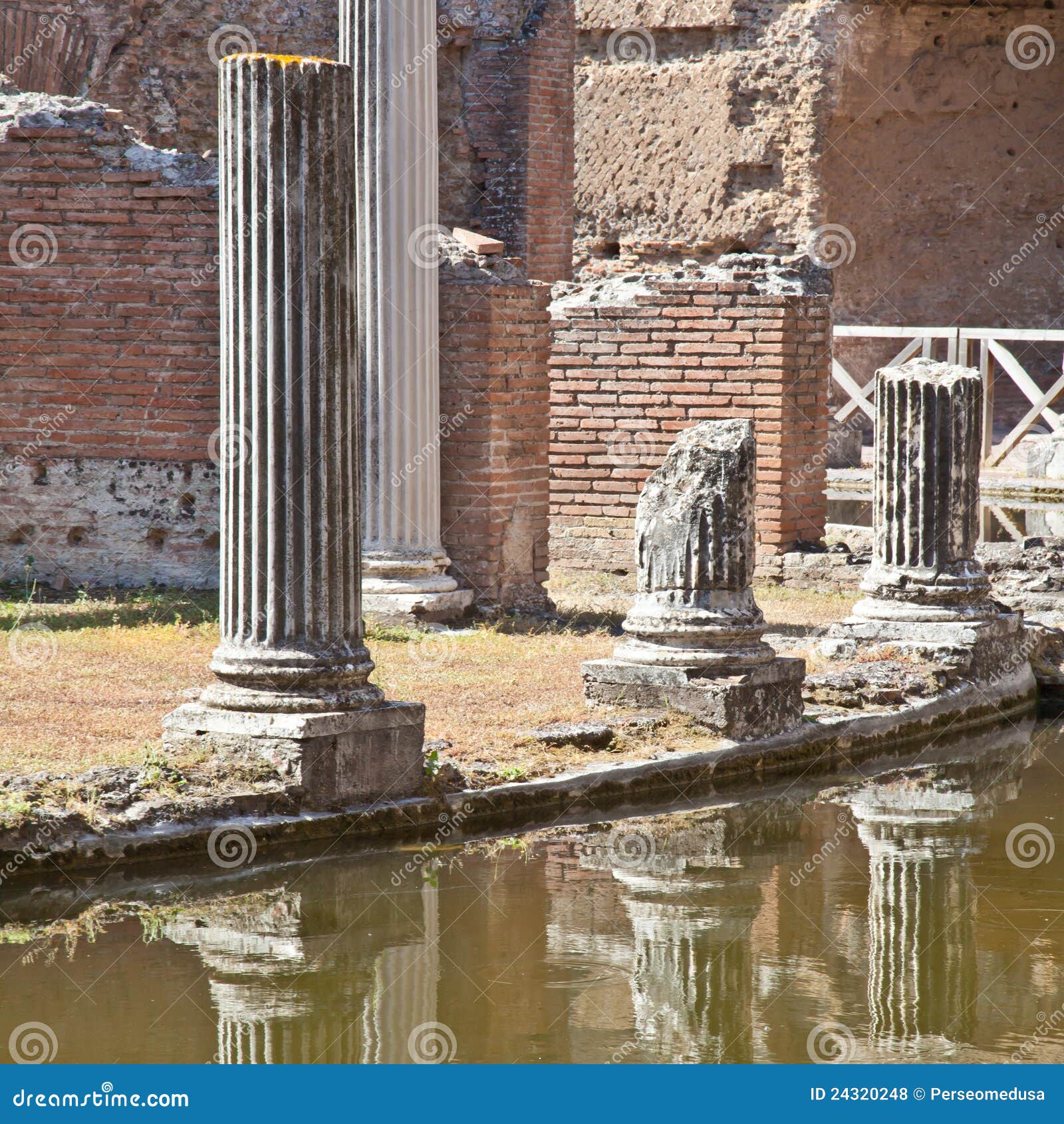 Columnas romanas foto de archivo. Imagen de arco, escena - 24320248