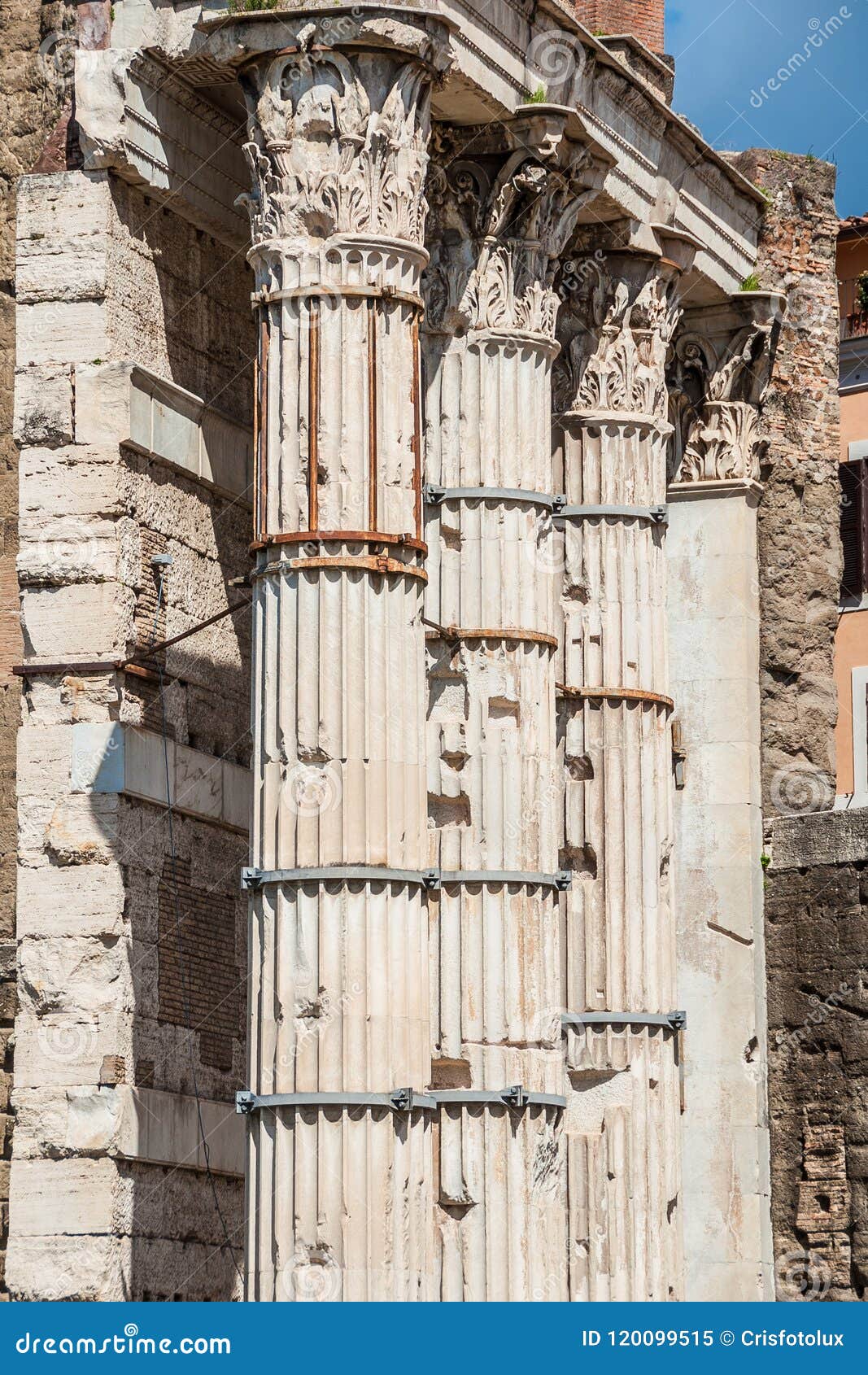 Columnas romanas antiguas imagen de archivo. Imagen de italia - 120099515