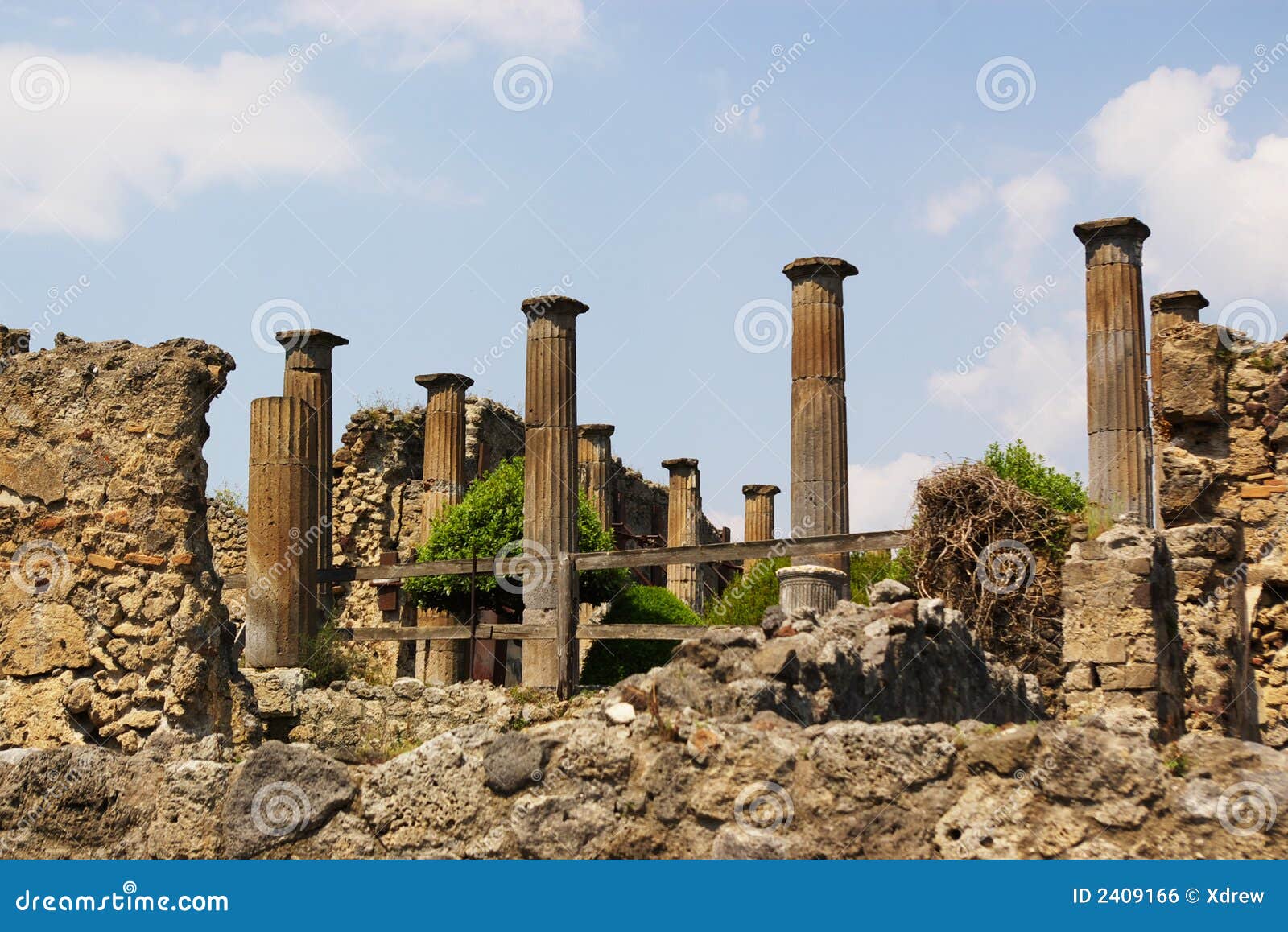 Columnas romanas antiguas foto de archivo. Imagen de imperio - 2409166