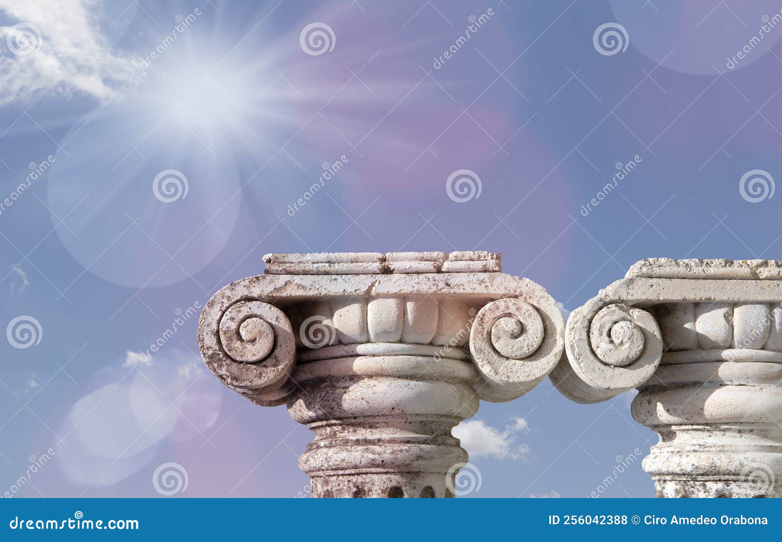 Columnas romanas griegas foto de archivo. Imagen de antigüedad - 256042388