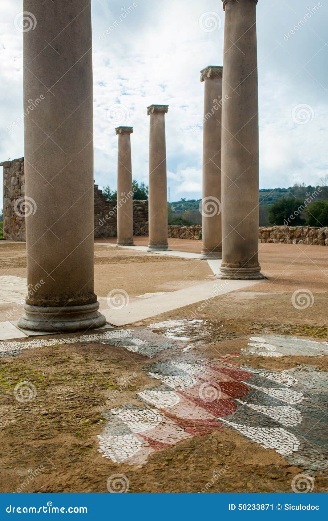 Columnas romanas viejas imagen de archivo. Imagen de herencia - 50233871