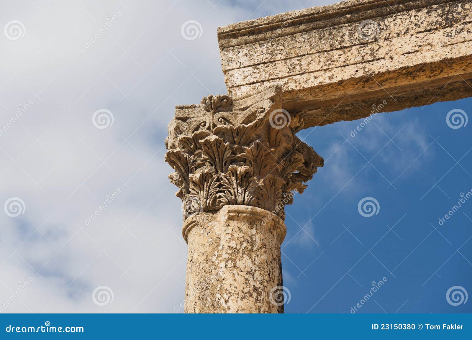 Columnas Verticales Antiguas Con Los Capitales Y El Dintel Foto de ...