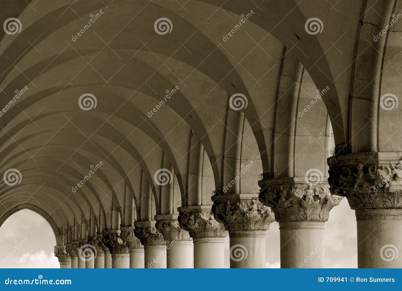 Columnas y arcos imagen de archivo. Imagen de santo, fondo - 709941
