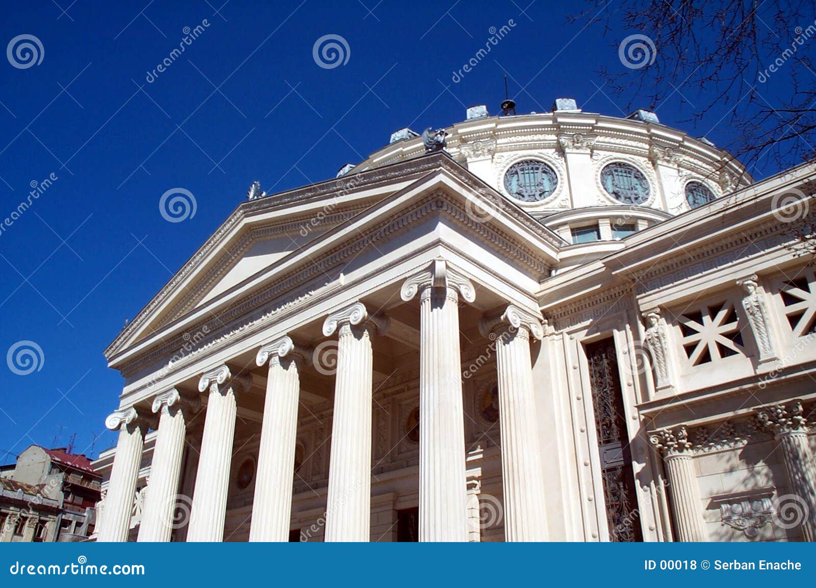 Columnas y fronton foto de archivo. Imagen de pilares, principal - 18