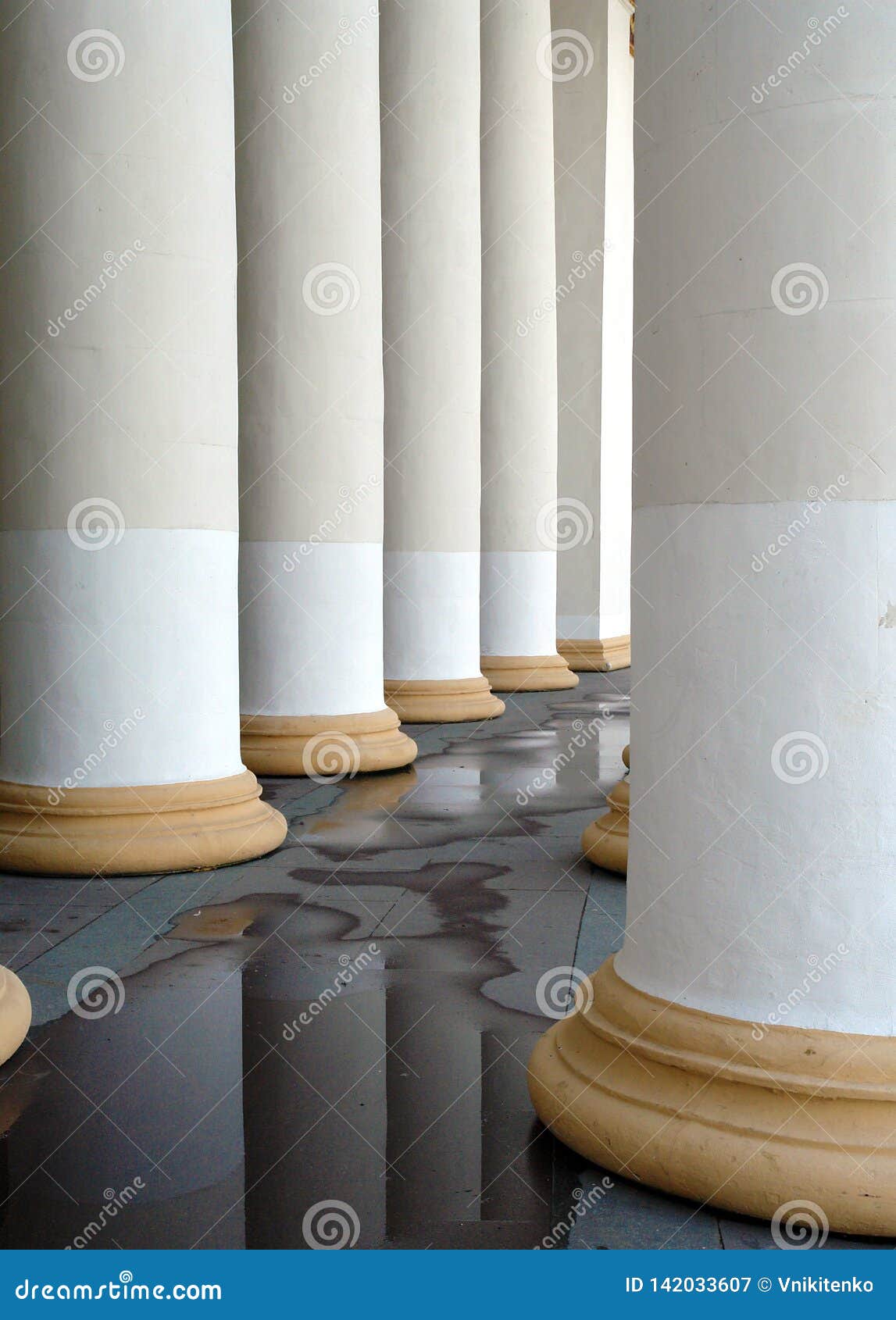 Columns and visual rhythm stock image. Image of decorative - 142033607