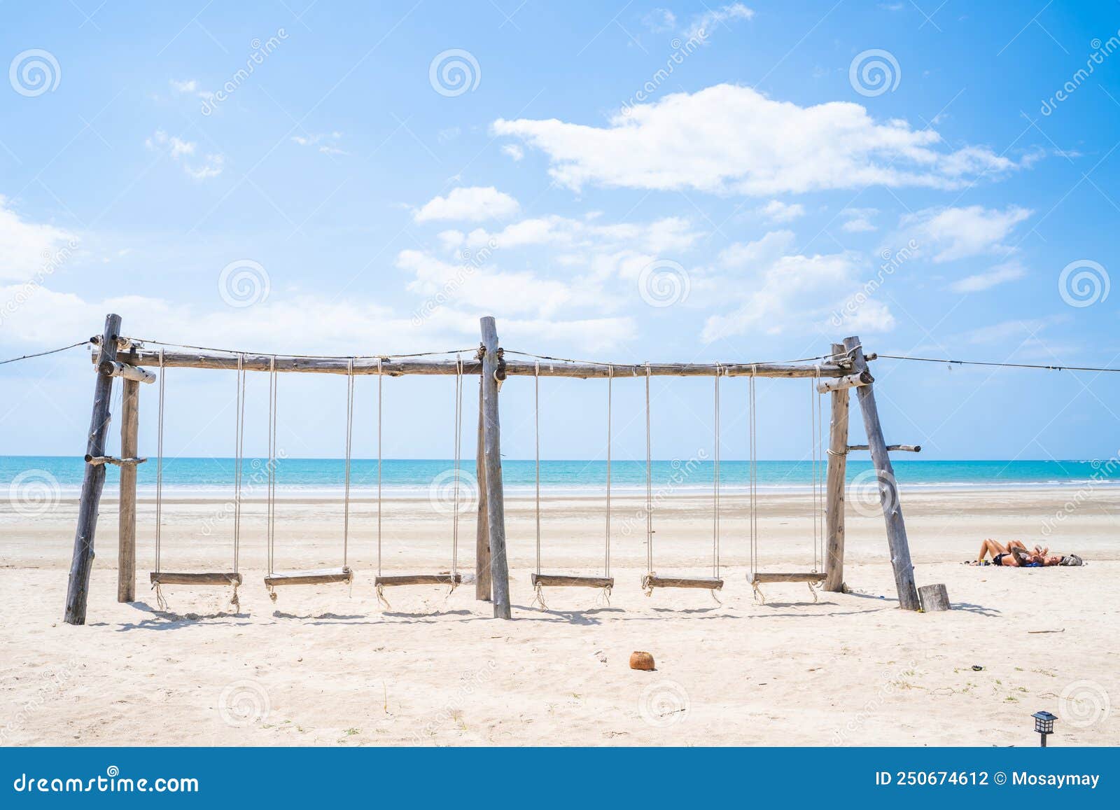 Columpios Caseros En La Playa Foto de archivo - Imagen de recorrido ...
