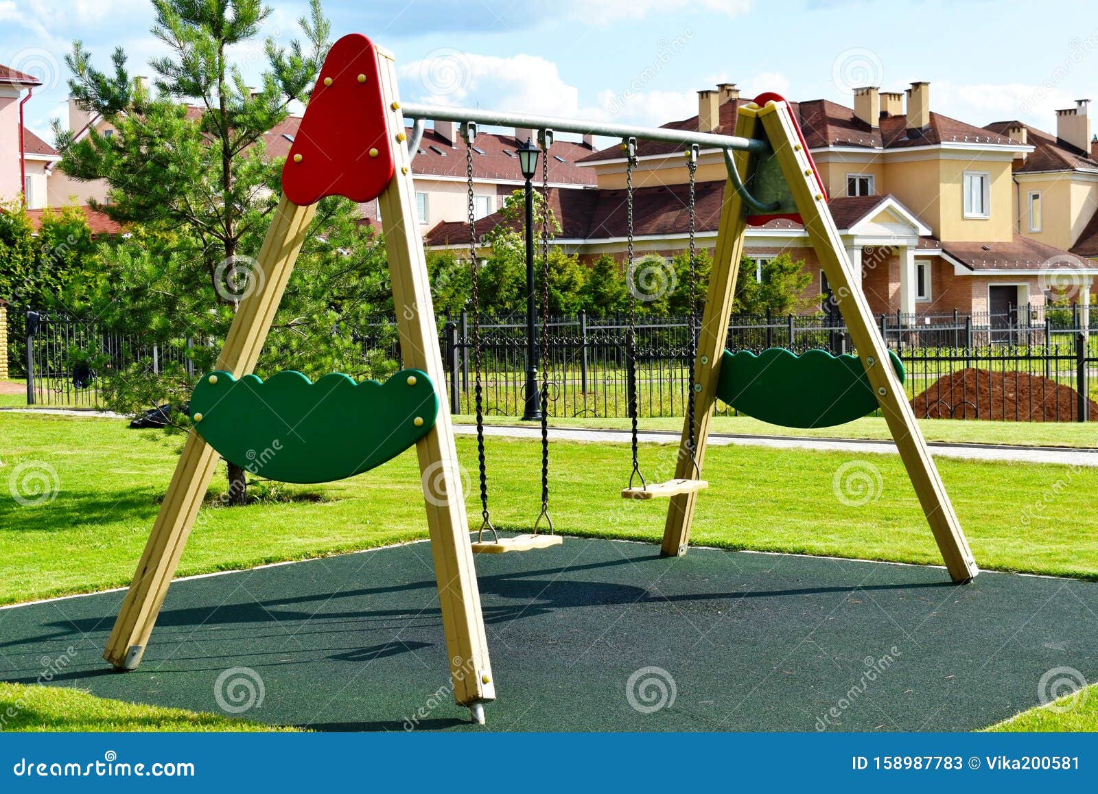 Columpios De Madera En Parque Infantil Imagen de archivo - Imagen de ...