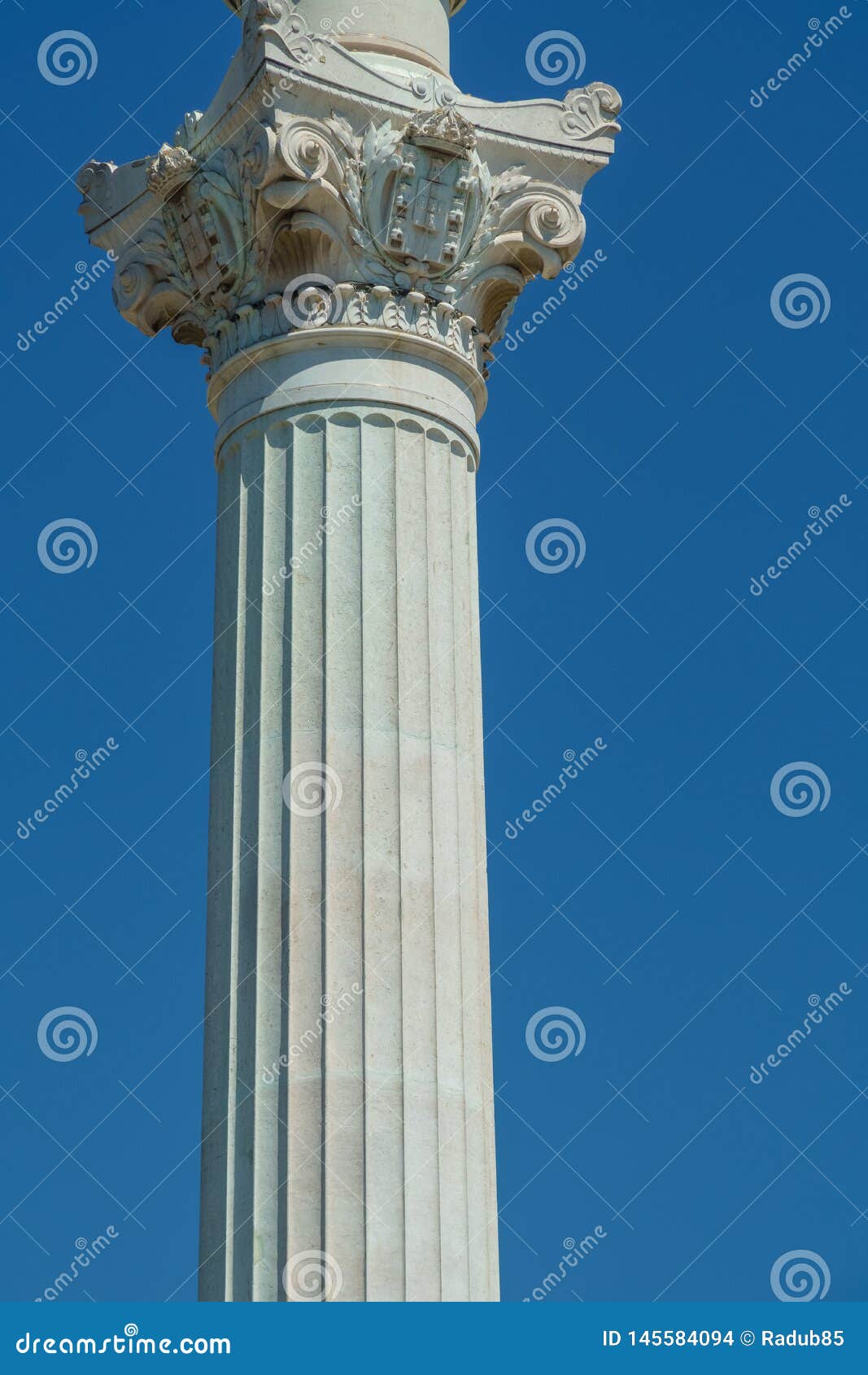 Coluna Corinthian no c?u foto de stock. Imagem de estrutura - 145584094