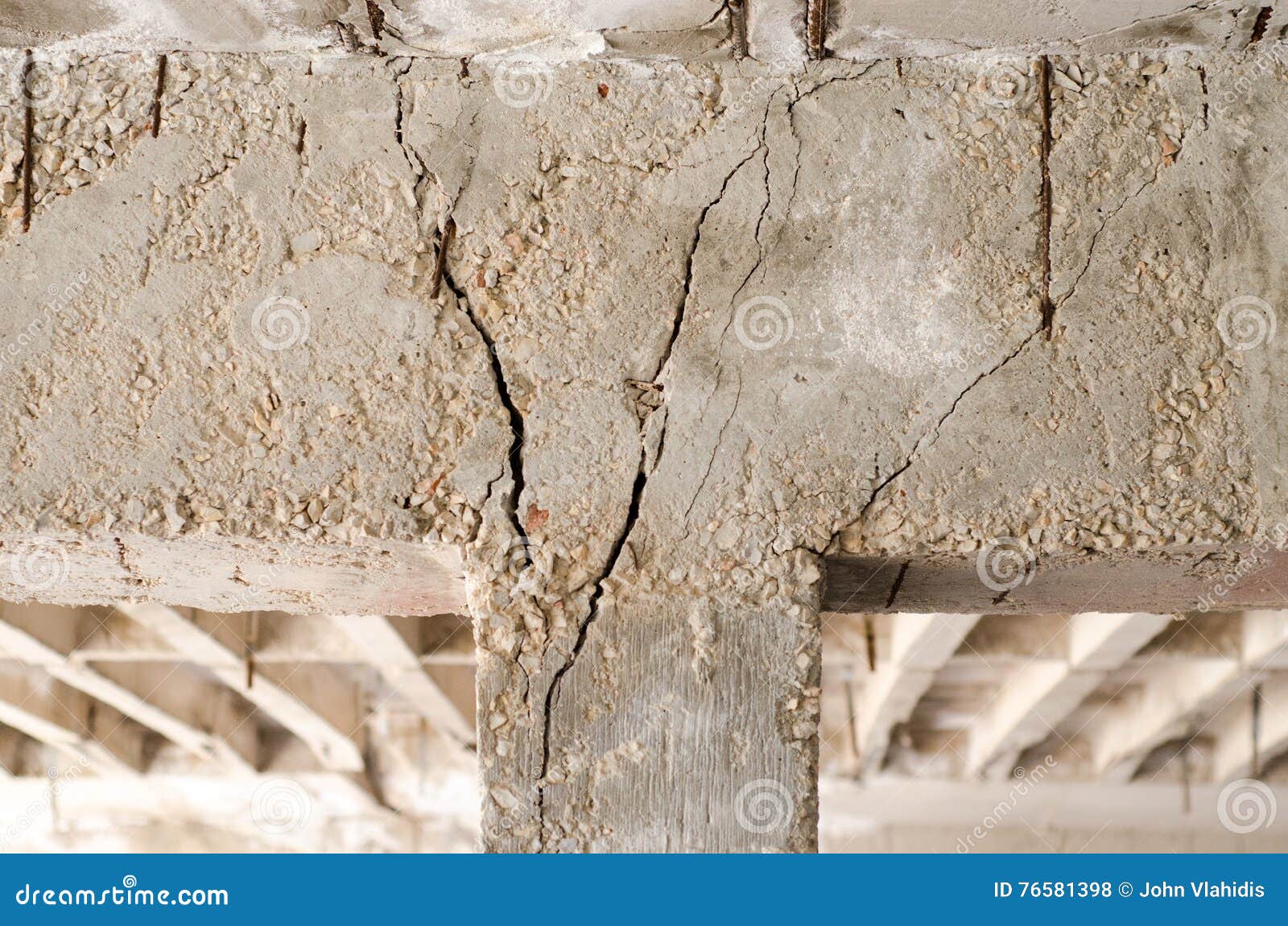 Coluna Da Falha De Dano Do Terremoto Foto de Stock - Imagem de molde ...