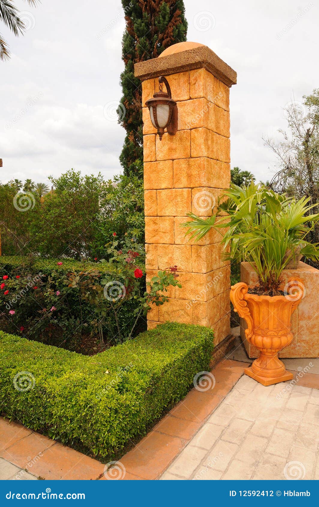 Coluna De Pedra Em Um Jardim Foto de Stock - Imagem de flores ...
