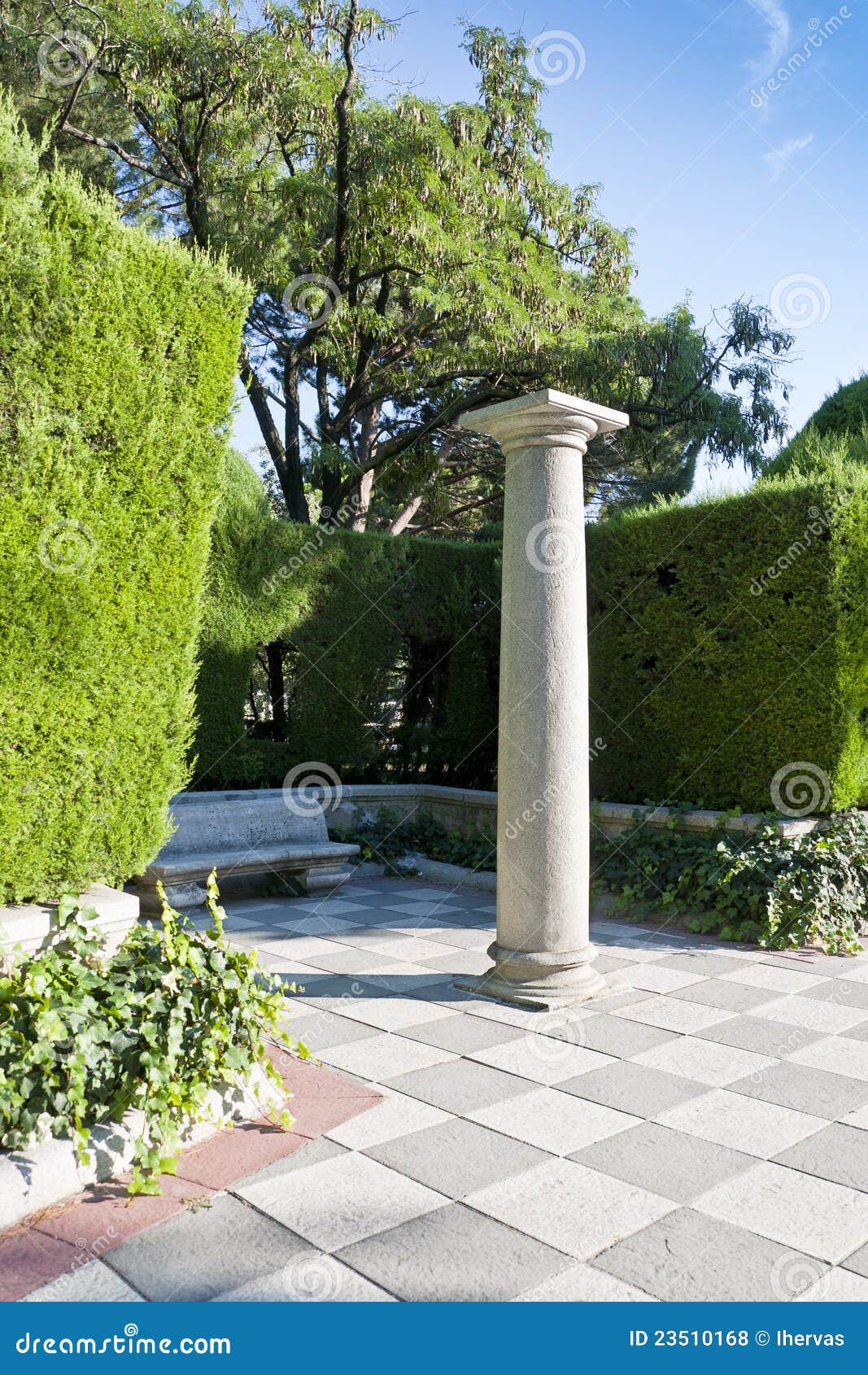 Coluna e jardim. foto de stock. Imagem de jardins, madri - 23510168