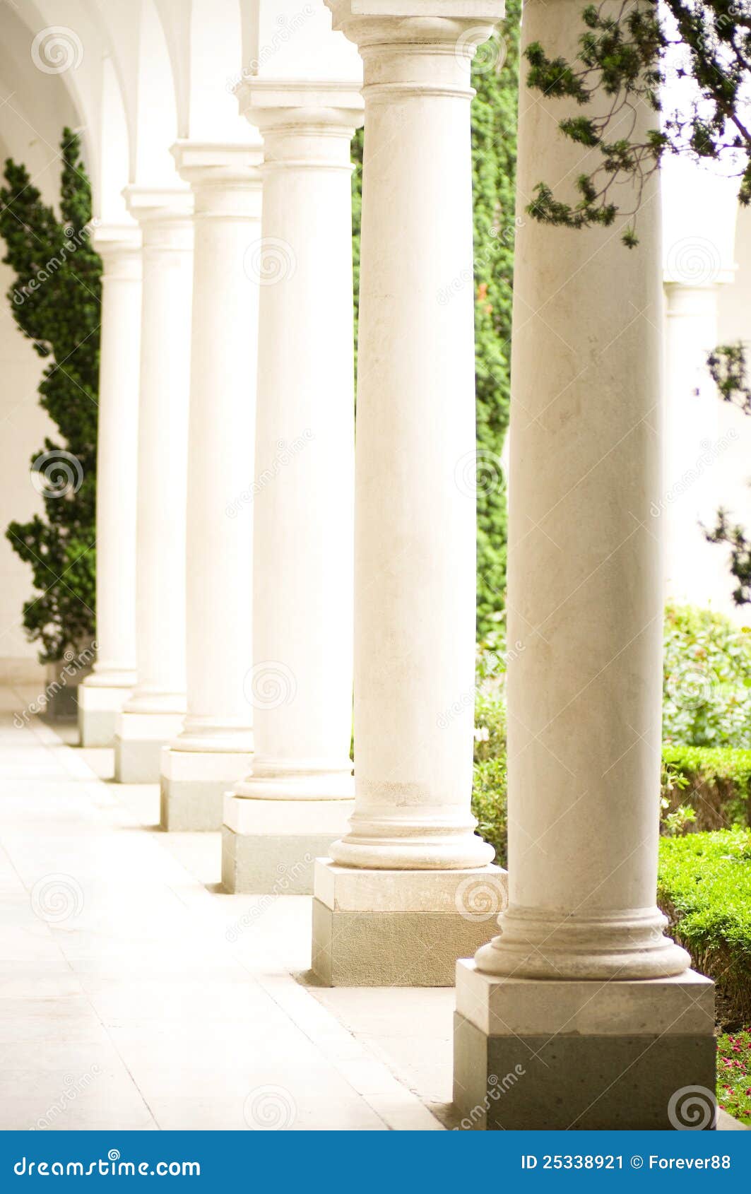 Colunas da coluna imagem de stock. Imagem de vertical - 25338921