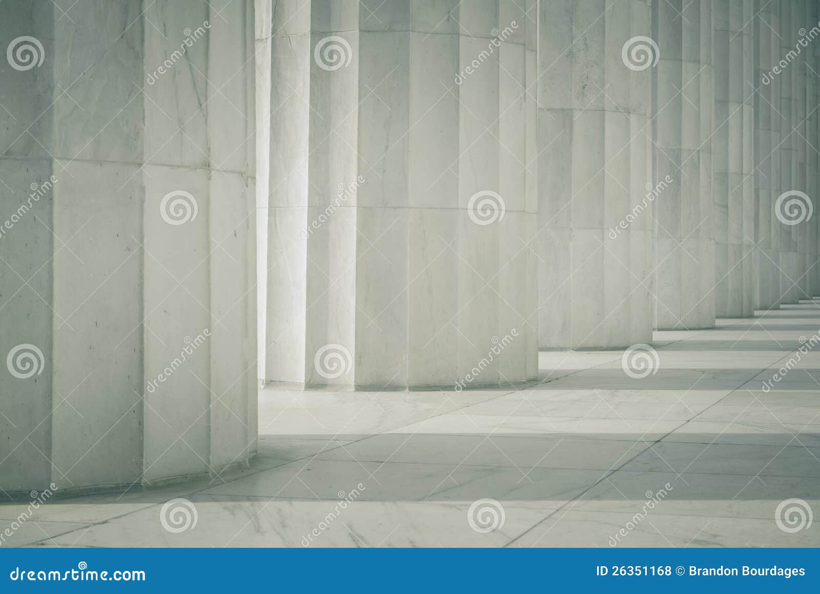 Colunas em uma fileira foto de stock. Imagem de universidade - 26351168