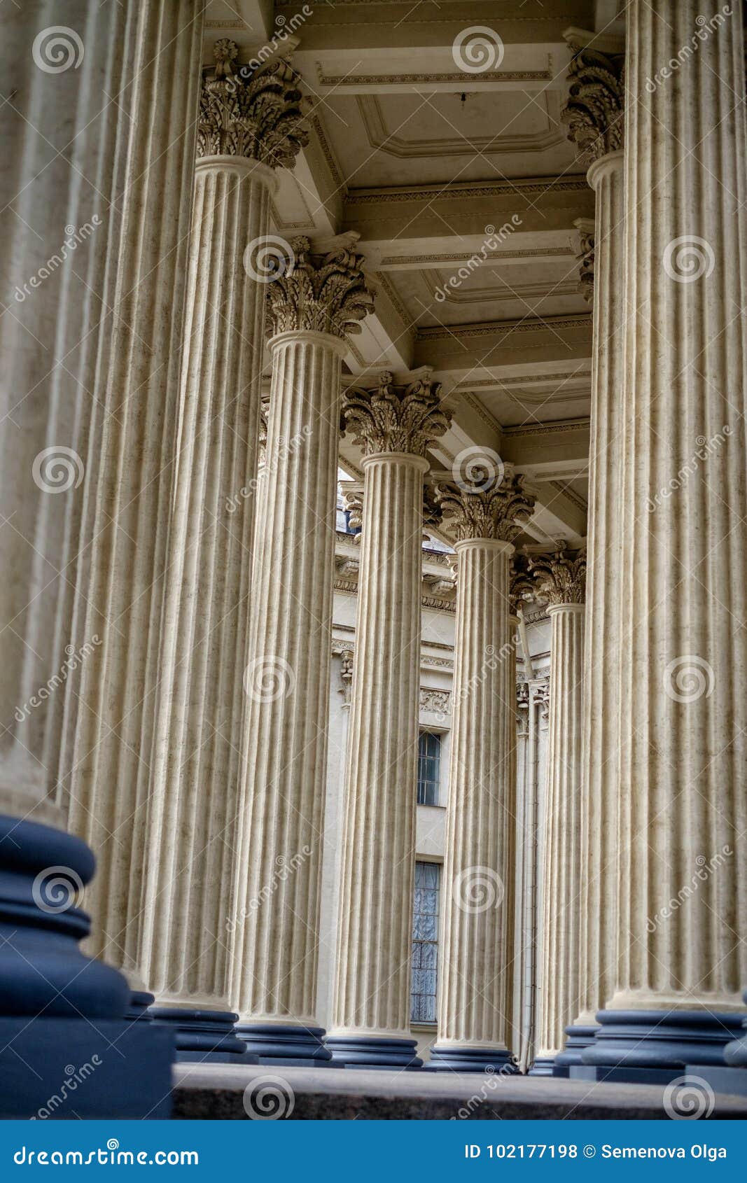 Colunas gregas foto de stock. Imagem de colunas, petersburgo - 102177198