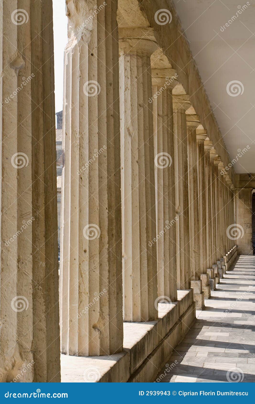 Colunas gregas imagem de stock. Imagem de colunas, europa - 2939943