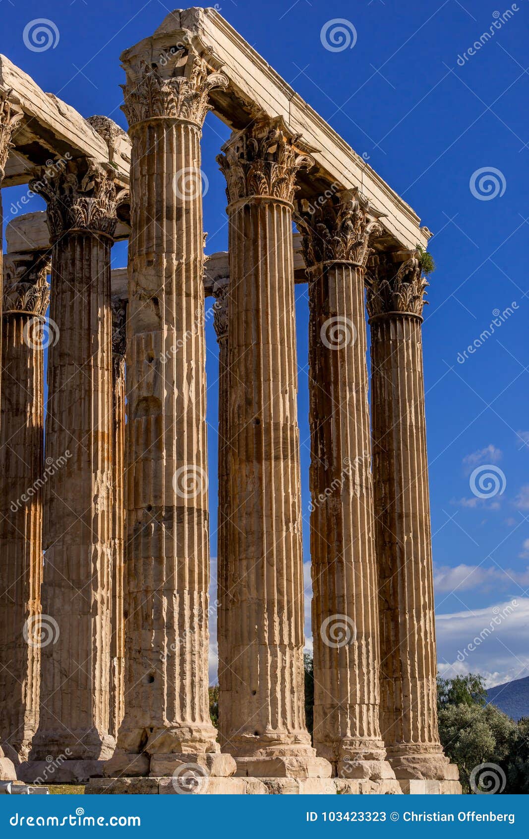 Colunas gregas em Atenas imagem de stock. Imagem de romano - 103423323