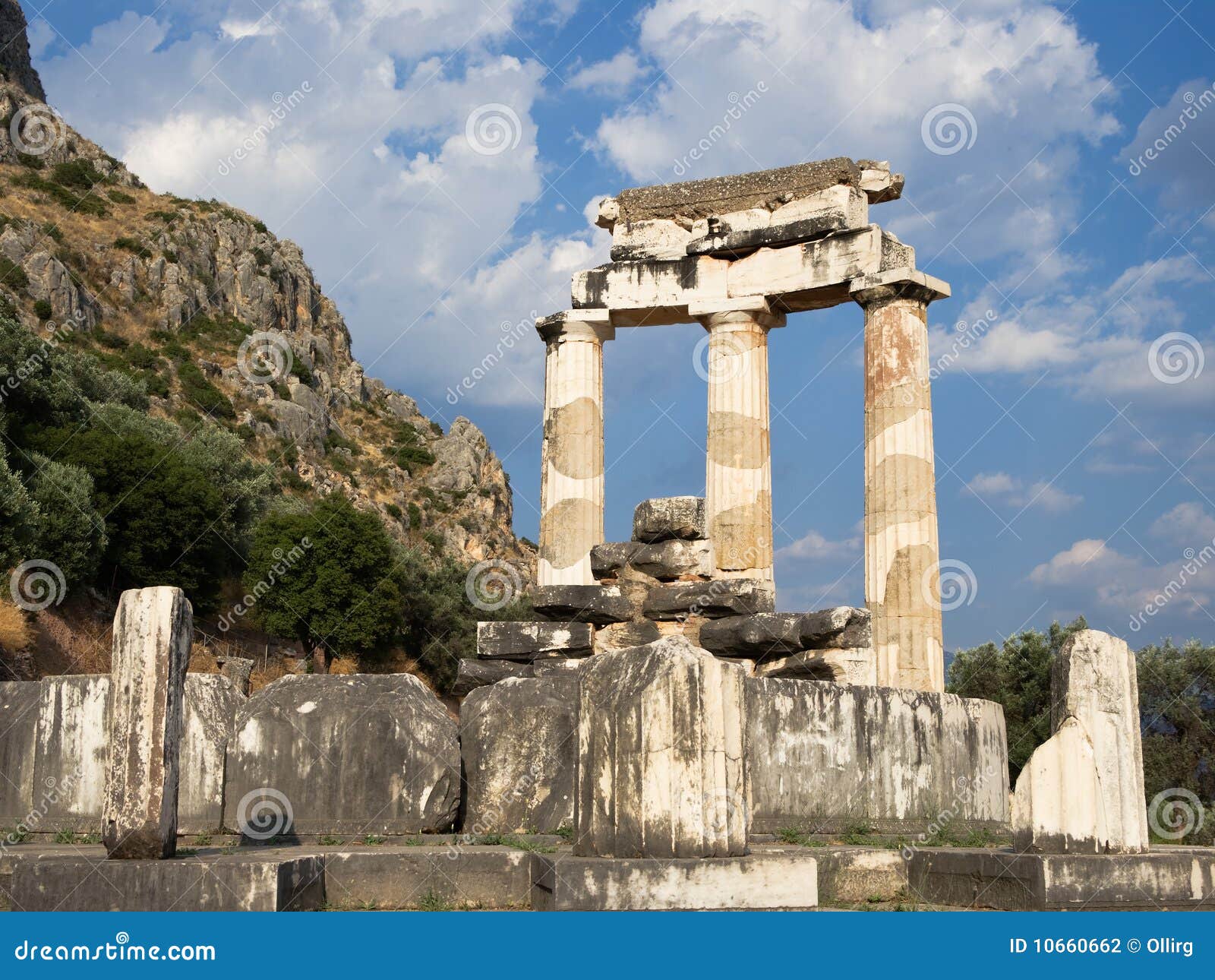 Colunas gregas em Delphi foto de stock. Imagem de arquitetura - 10660662