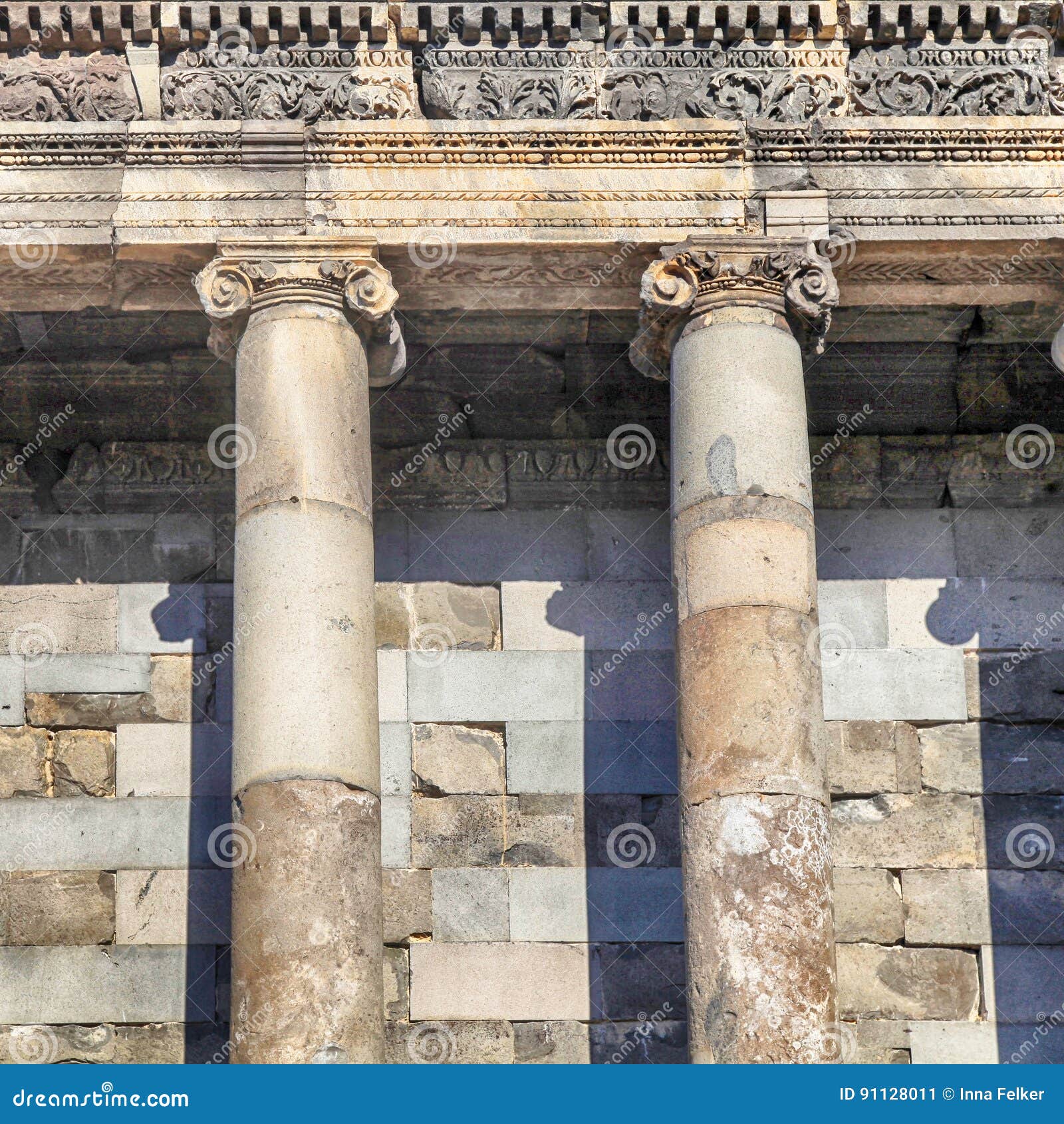 Colunas romanas antigas imagem de stock. Imagem de estrutura - 91128011