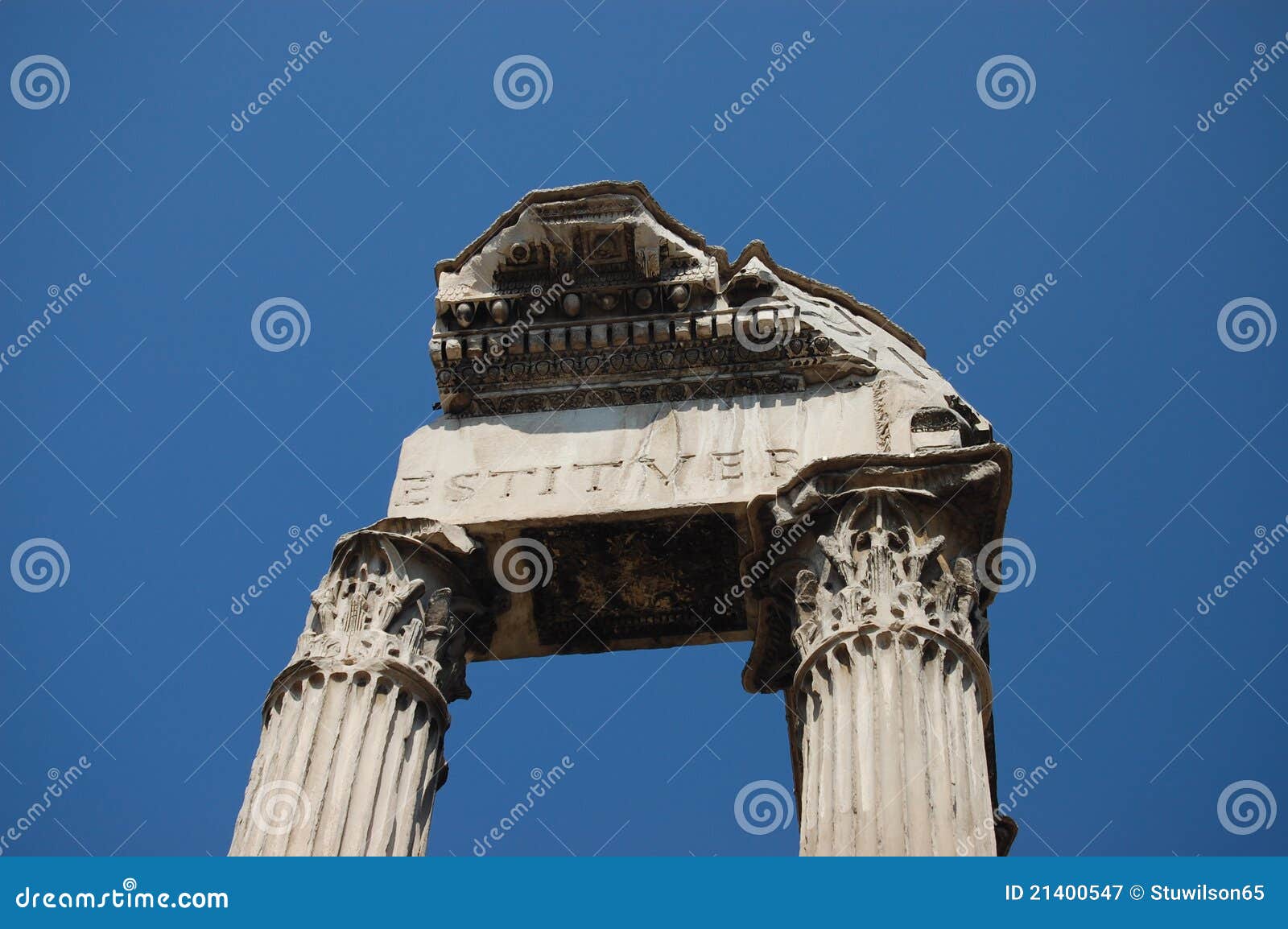 Colunas Romanas Do Templo De Vespasian Imagem de Stock - Imagem de céu ...