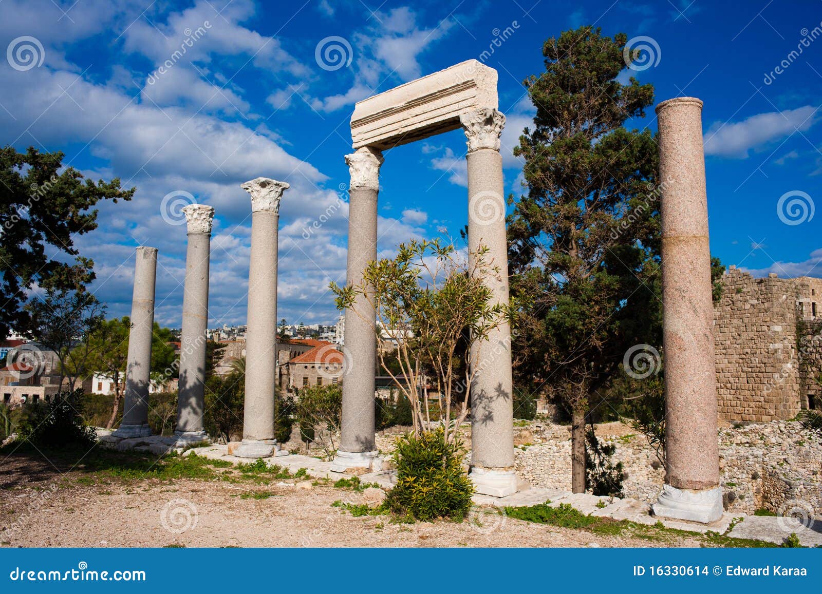 Colunas Romanas Na Fortaleza De Byblos. Foto de Stock - Imagem de ...