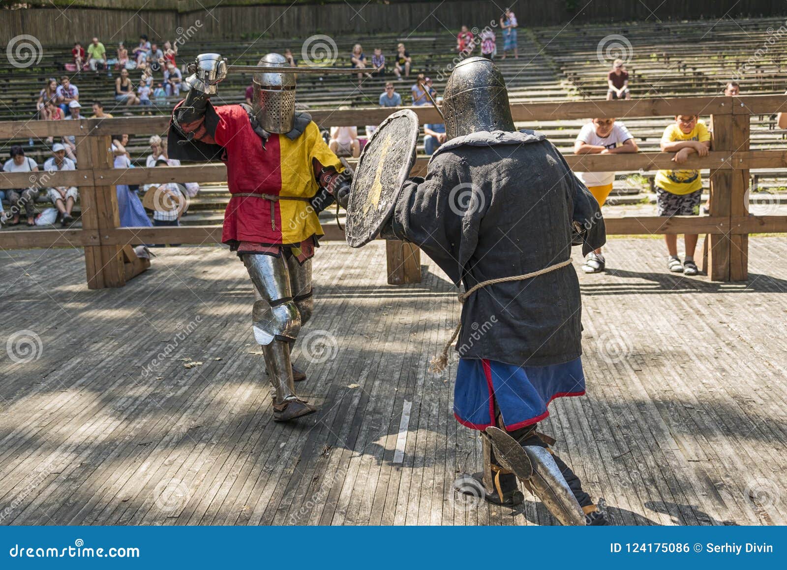Combat De Chevaliers Dans Des Batailles De Groupe Photo éditorial ...
