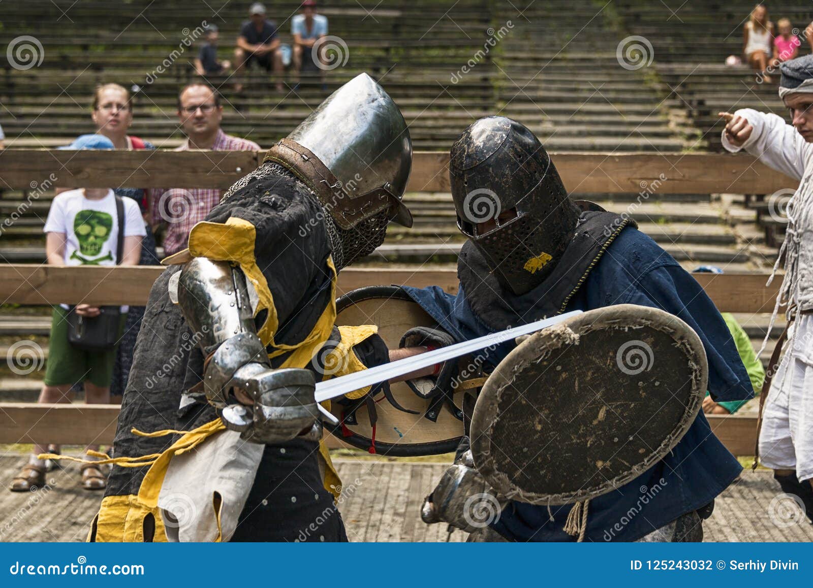 Combat De Chevaliers Dans Des Batailles De Groupe Photographie ...