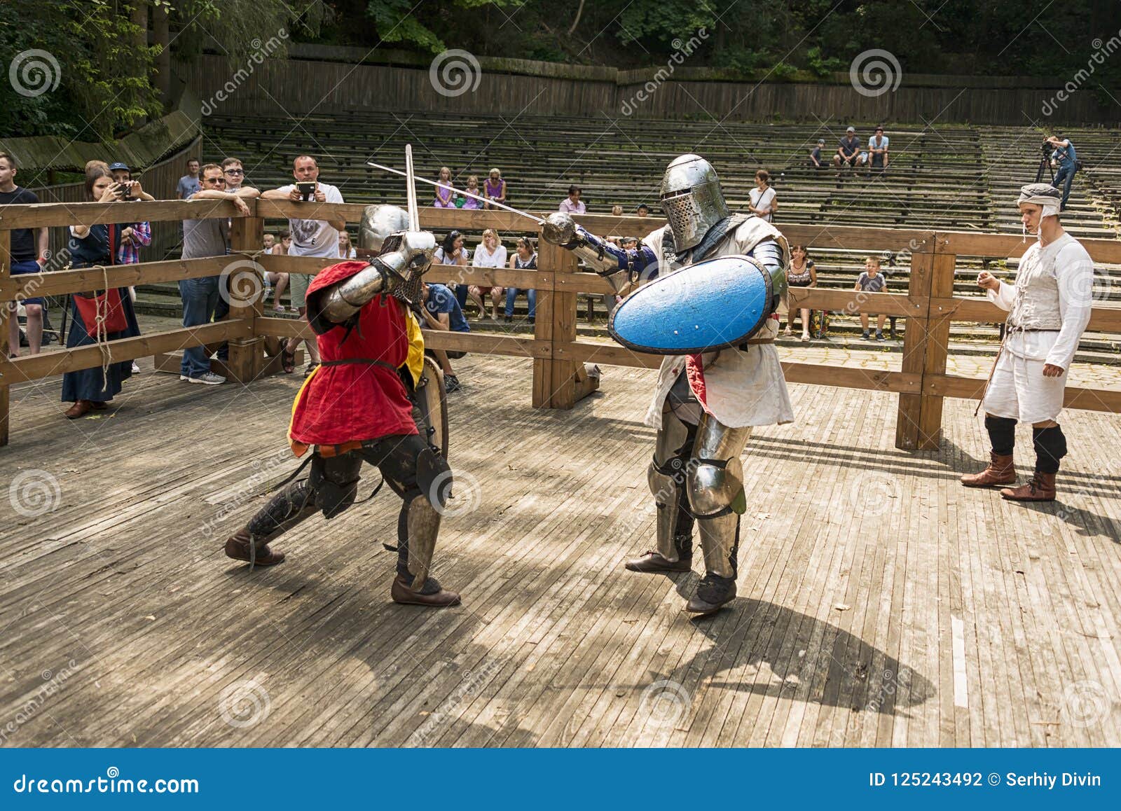 Combat De Chevaliers Dans Des Batailles De Groupe Photographie ...