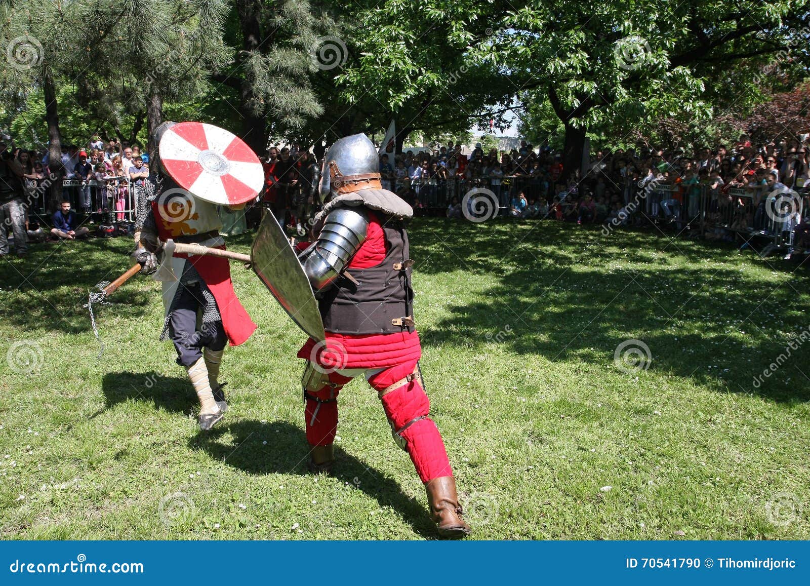 Combat de deux chevaliers image éditorial. Image du chasseurs - 70541790