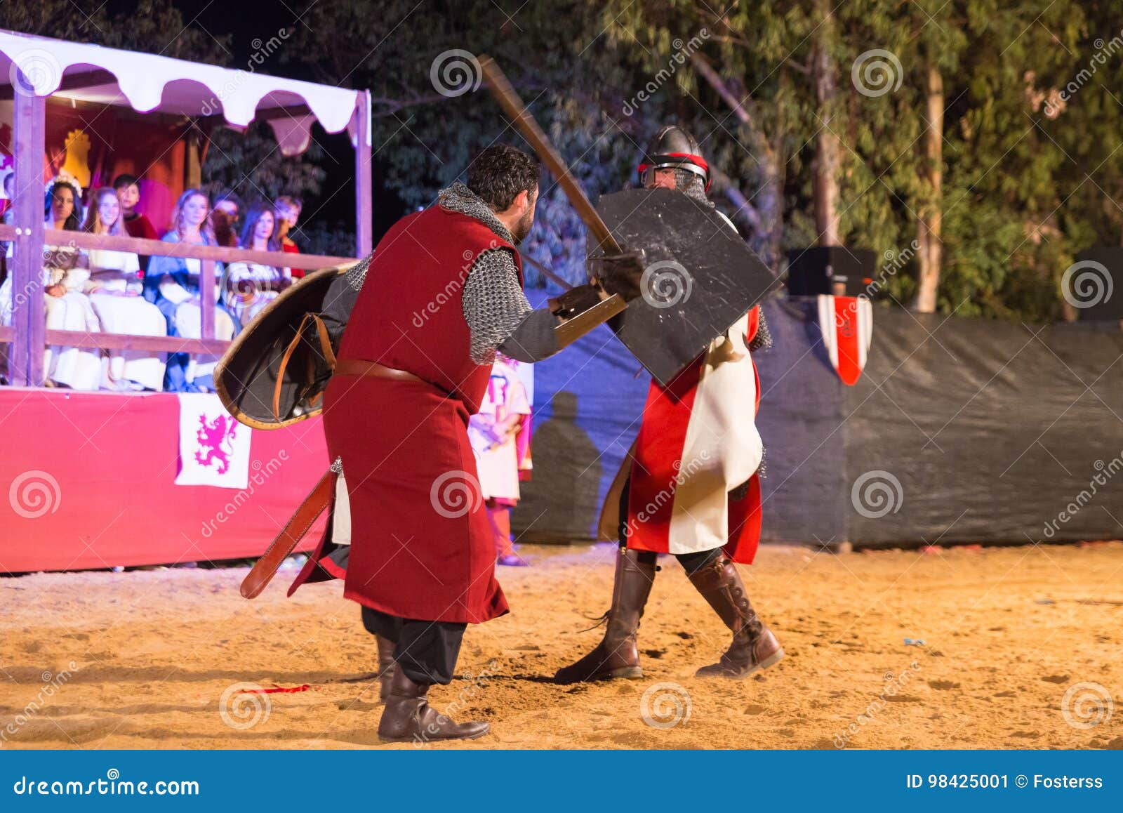 Combat de deux chevaliers photo éditorial. Image du combat - 98425001