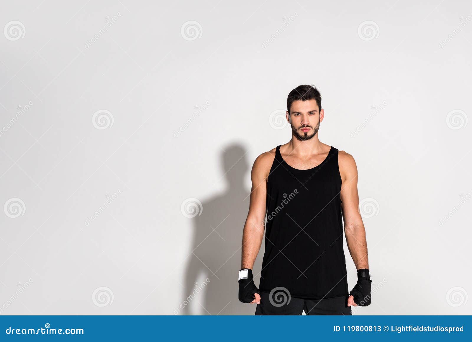 Combatiente Joven Hermoso Con Las Manos Vendadas Imagen de archivo ...