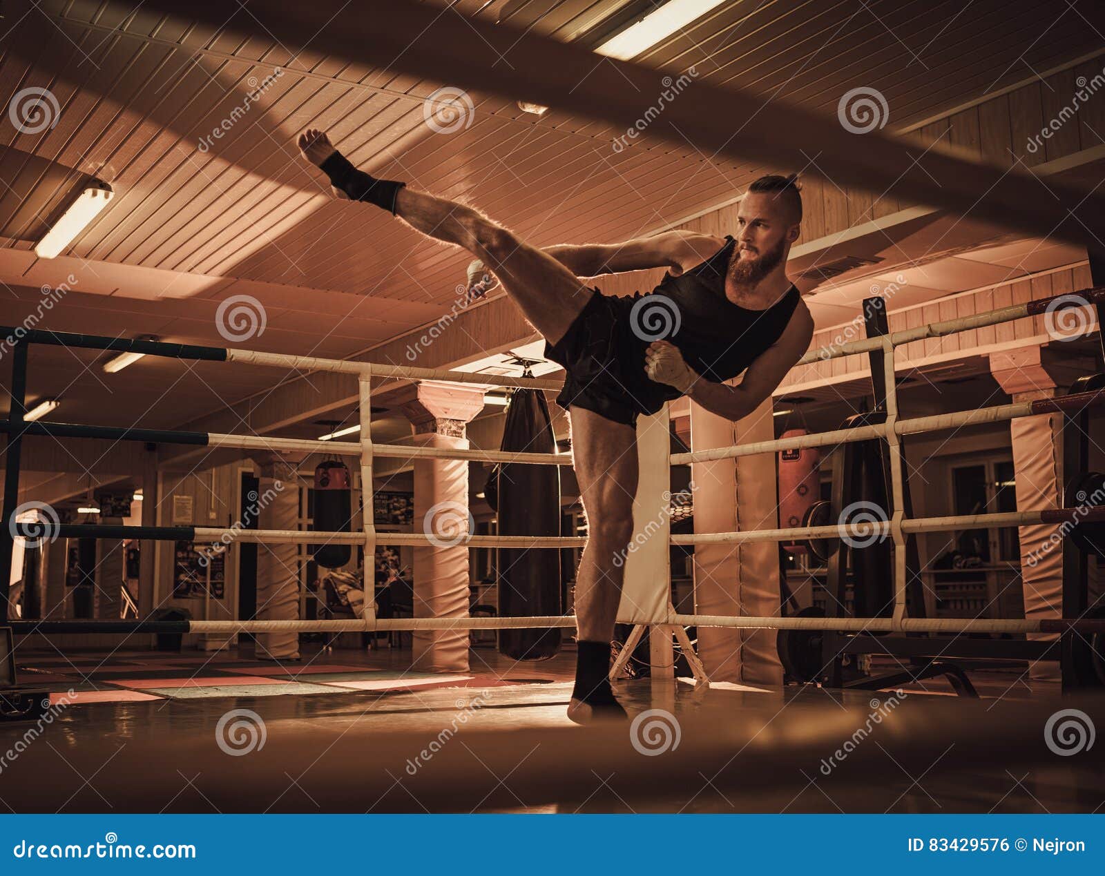 Combattant Shadowboxing Sur L'anneau De Formation Photo stock - Image ...