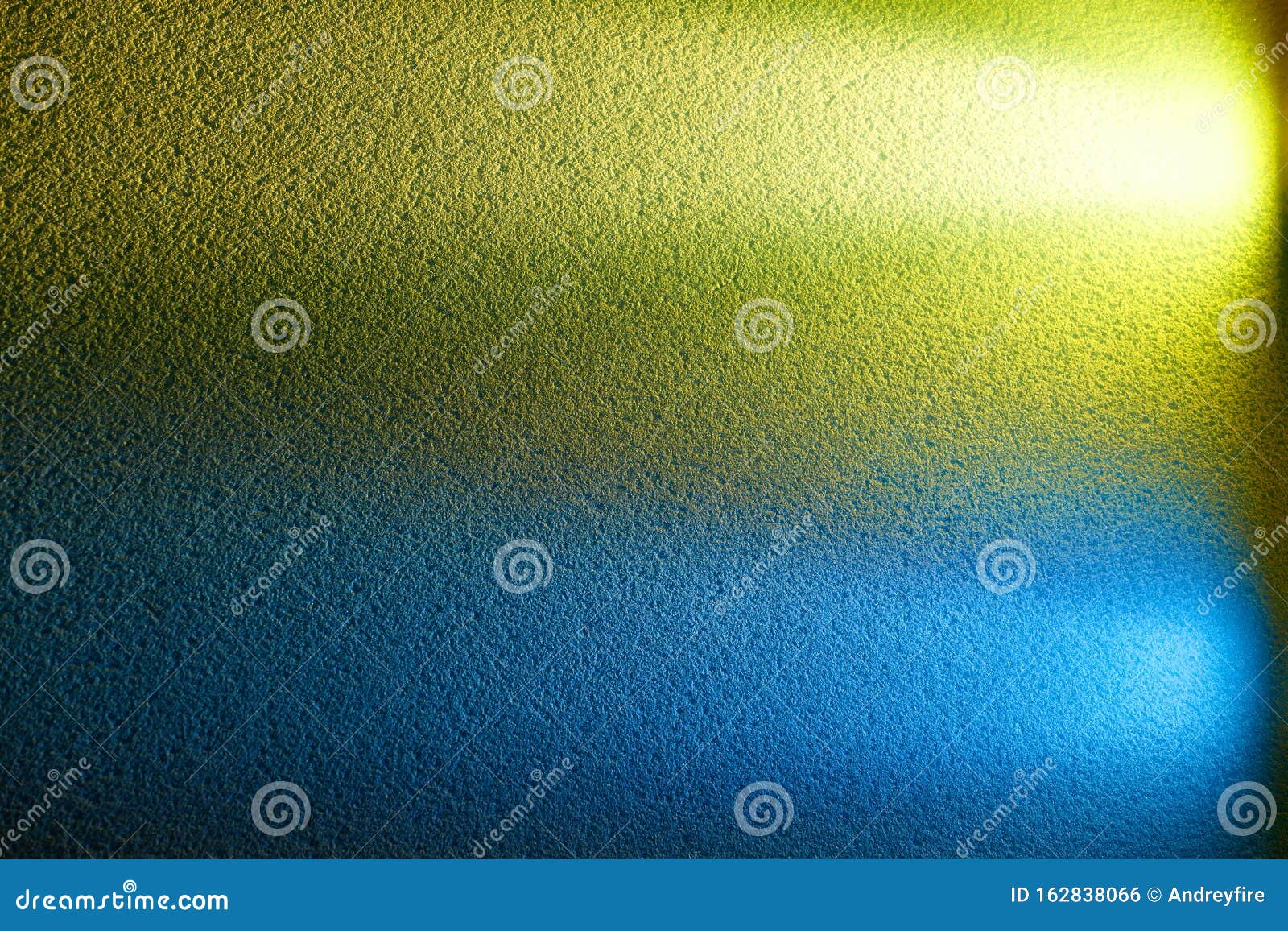 Combinando Dos Rayos Brillantes De Amarillo Y Azul Foto de archivo ...