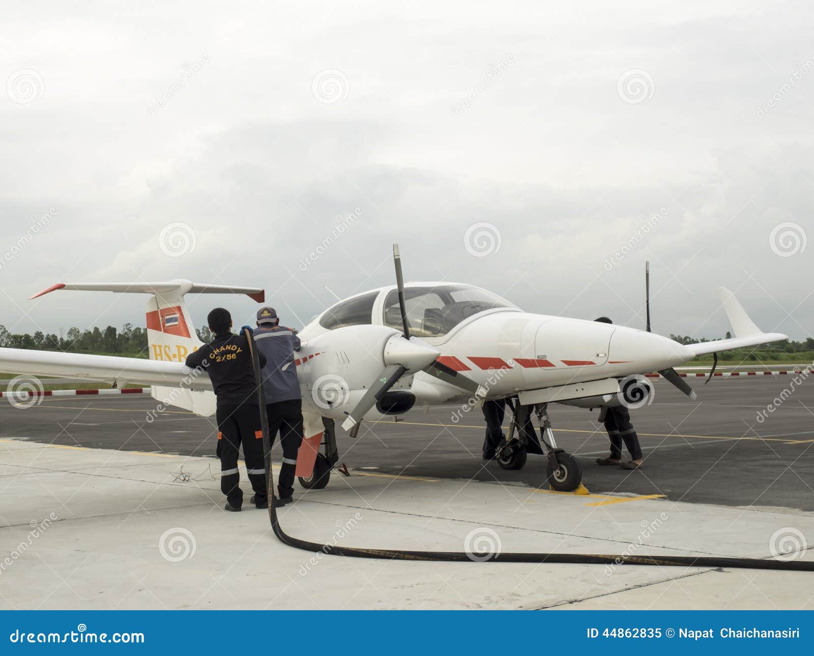 Combustibile Che Riempie Gli Aerei Immagine Editoriale - Immagine di ...