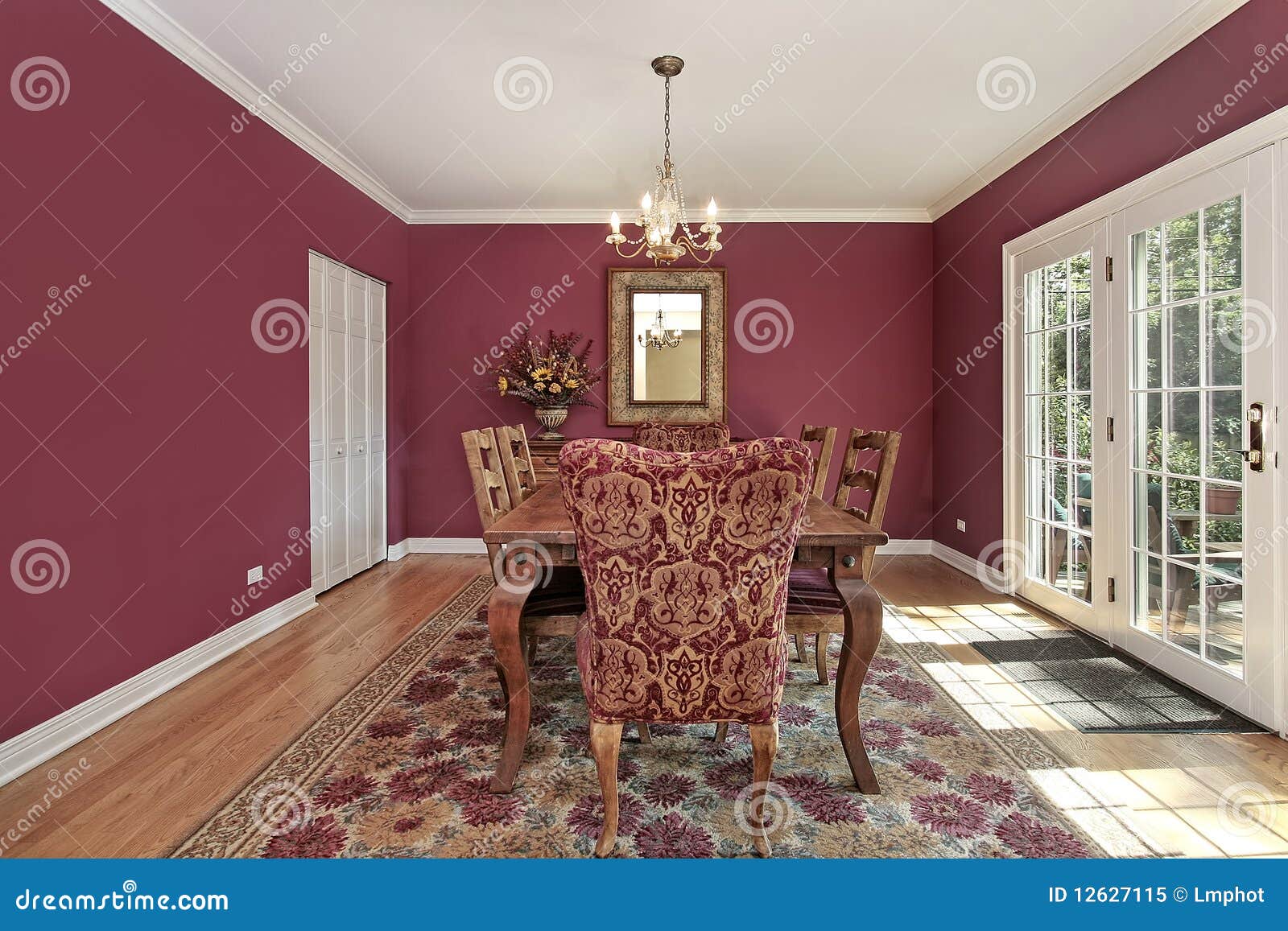 Comedor Con Las Paredes Rojas Imagen de archivo - Imagen de residencia ...