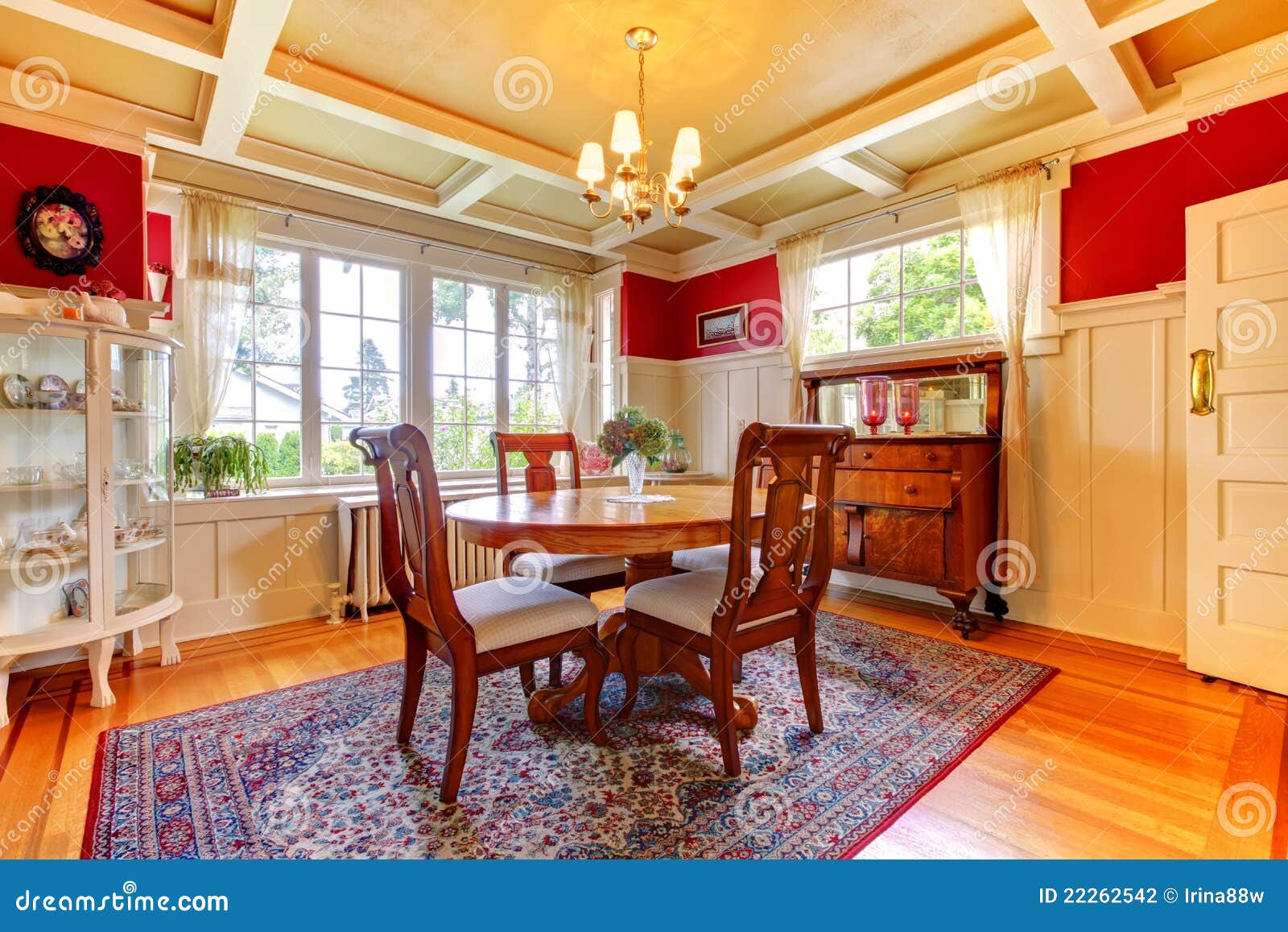Comedor Elegante Del Rojo Y Del Oro Foto de archivo - Imagen de comer ...