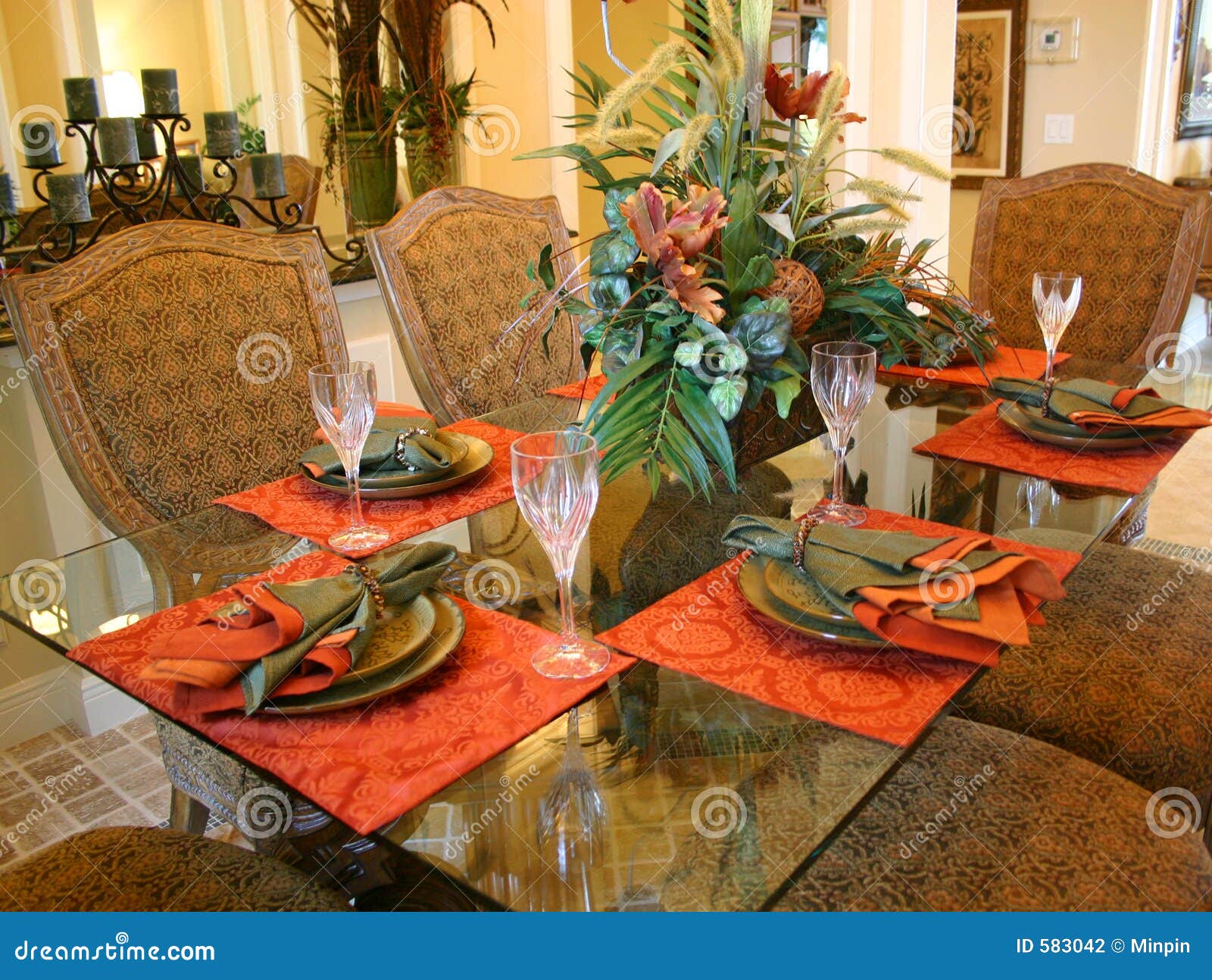 Comedor formal foto de archivo. Imagen de verde, sillas - 583042