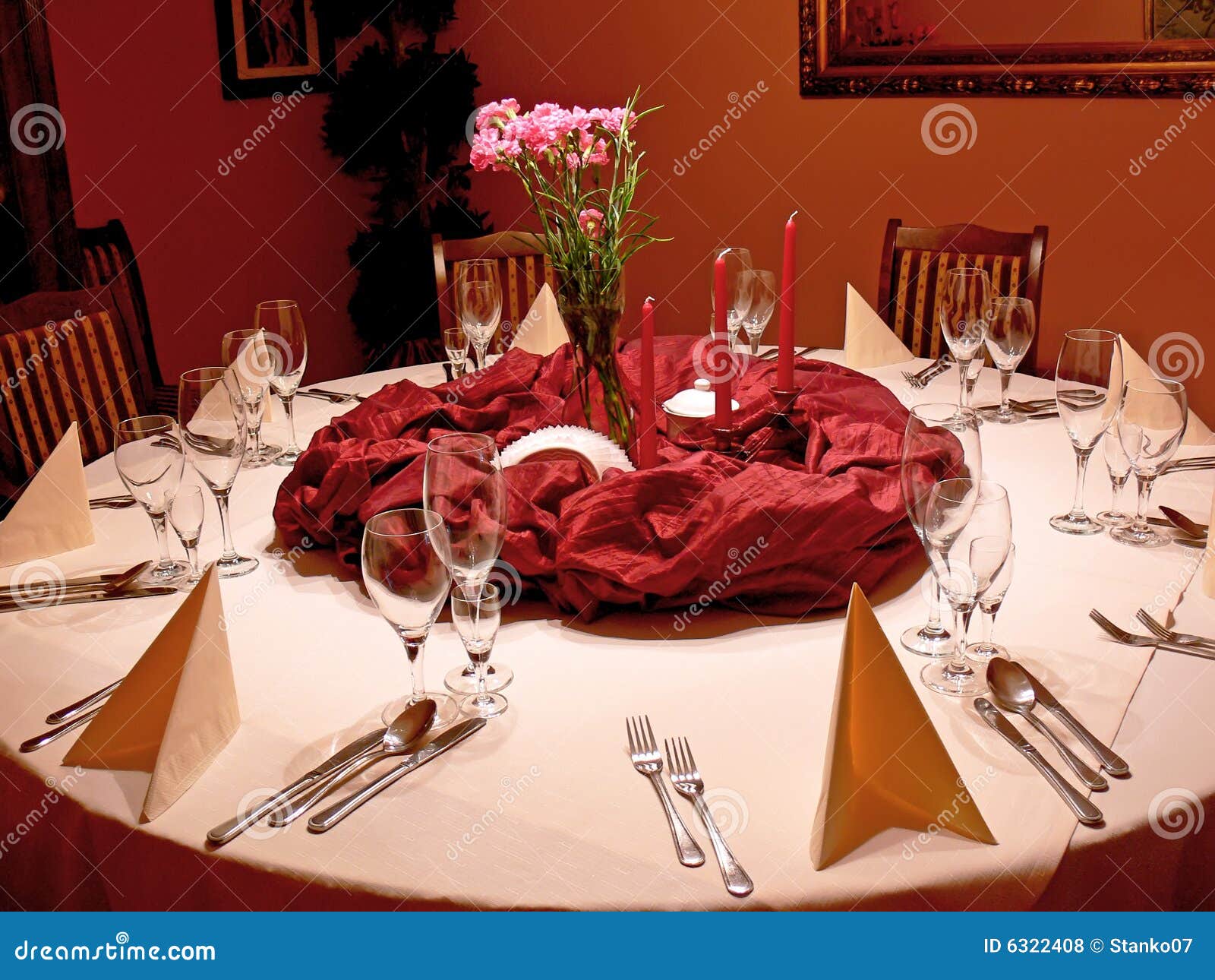 Comedor rojo foto de archivo. Imagen de silla, suelo, moderno - 6322408