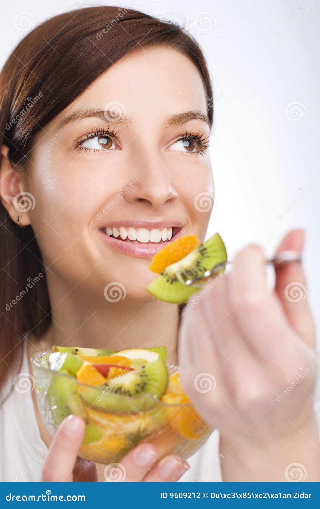 Comendo a fruta foto de stock. Imagem de dieta, vitamina - 9609212