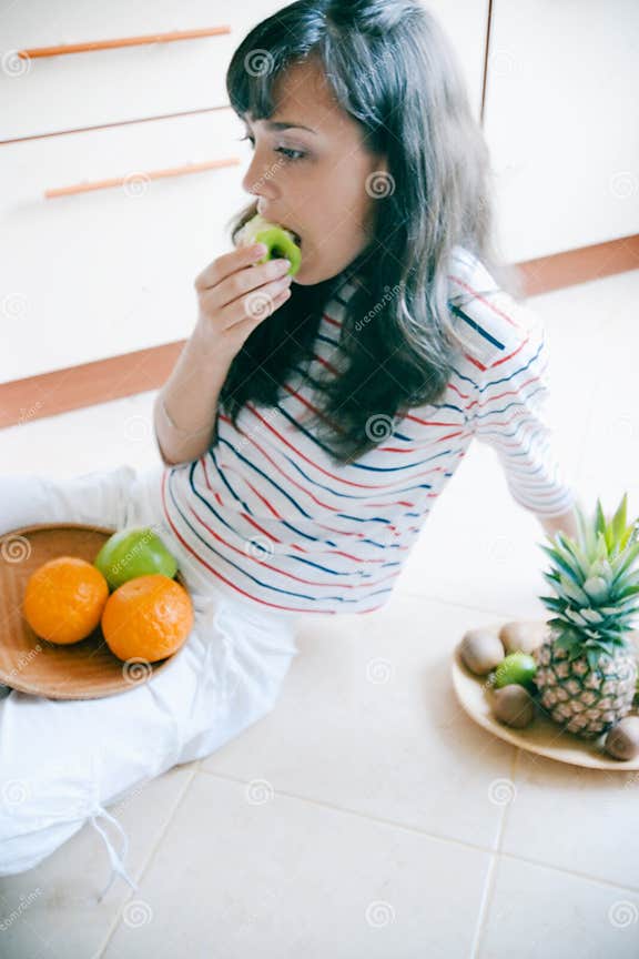 Comendo frutas imagem de stock. Imagem de jovem, verde - 2713249