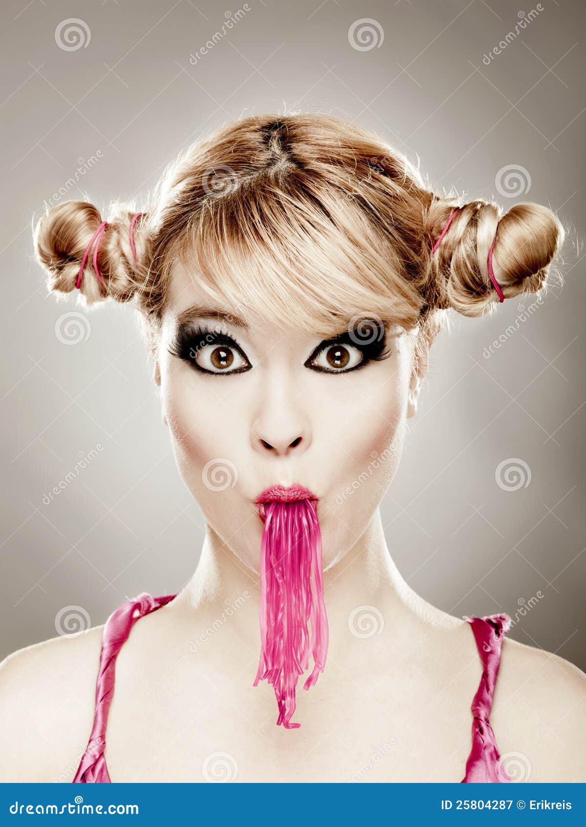 Comendo gomas cor-de-rosa imagem de stock. Imagem de arremesso - 25804287