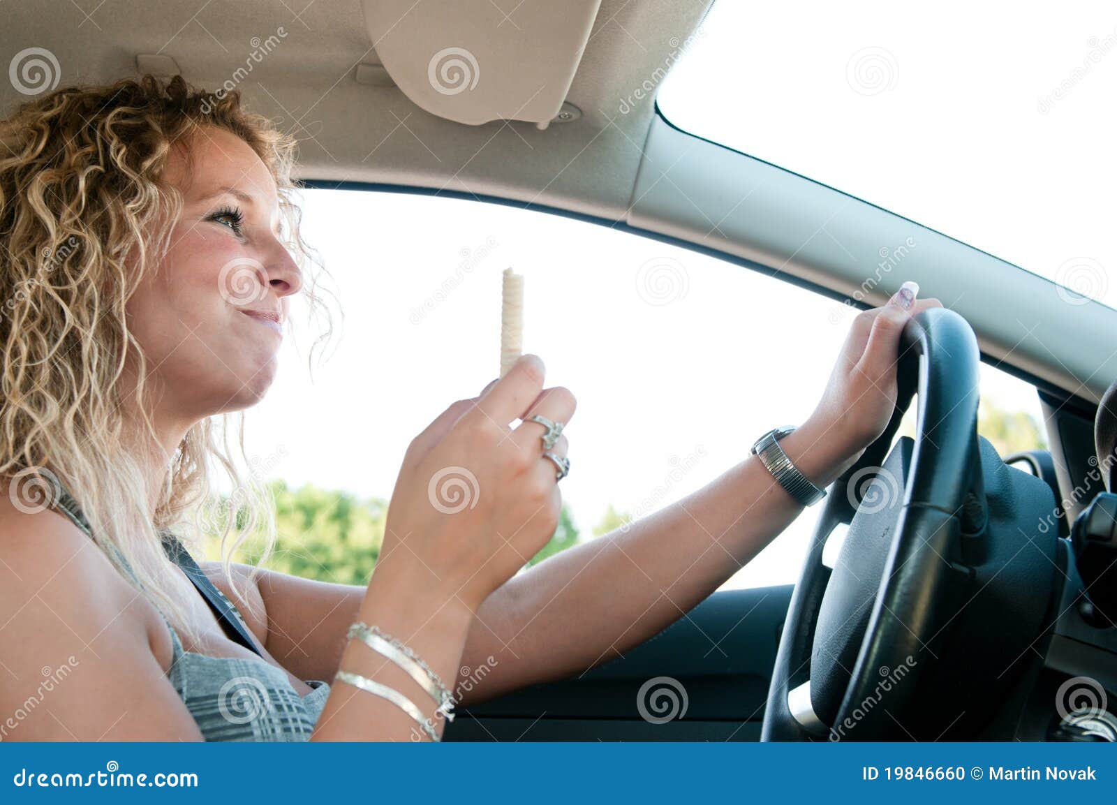 Comer ao conduzir o carro foto de stock. Imagem de dirigir - 19846660