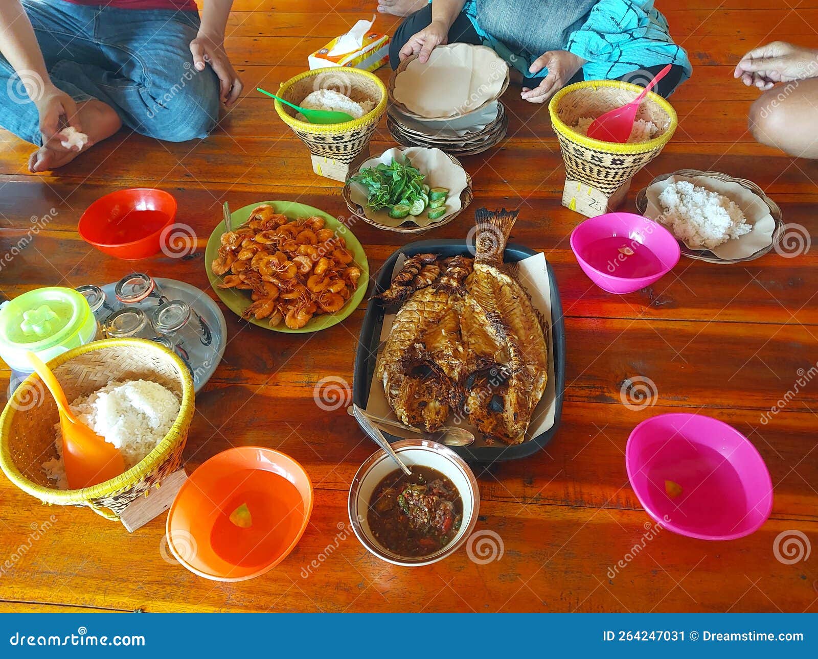Comer marisco en la playa imagen de archivo. Imagen de mariscos - 264247031