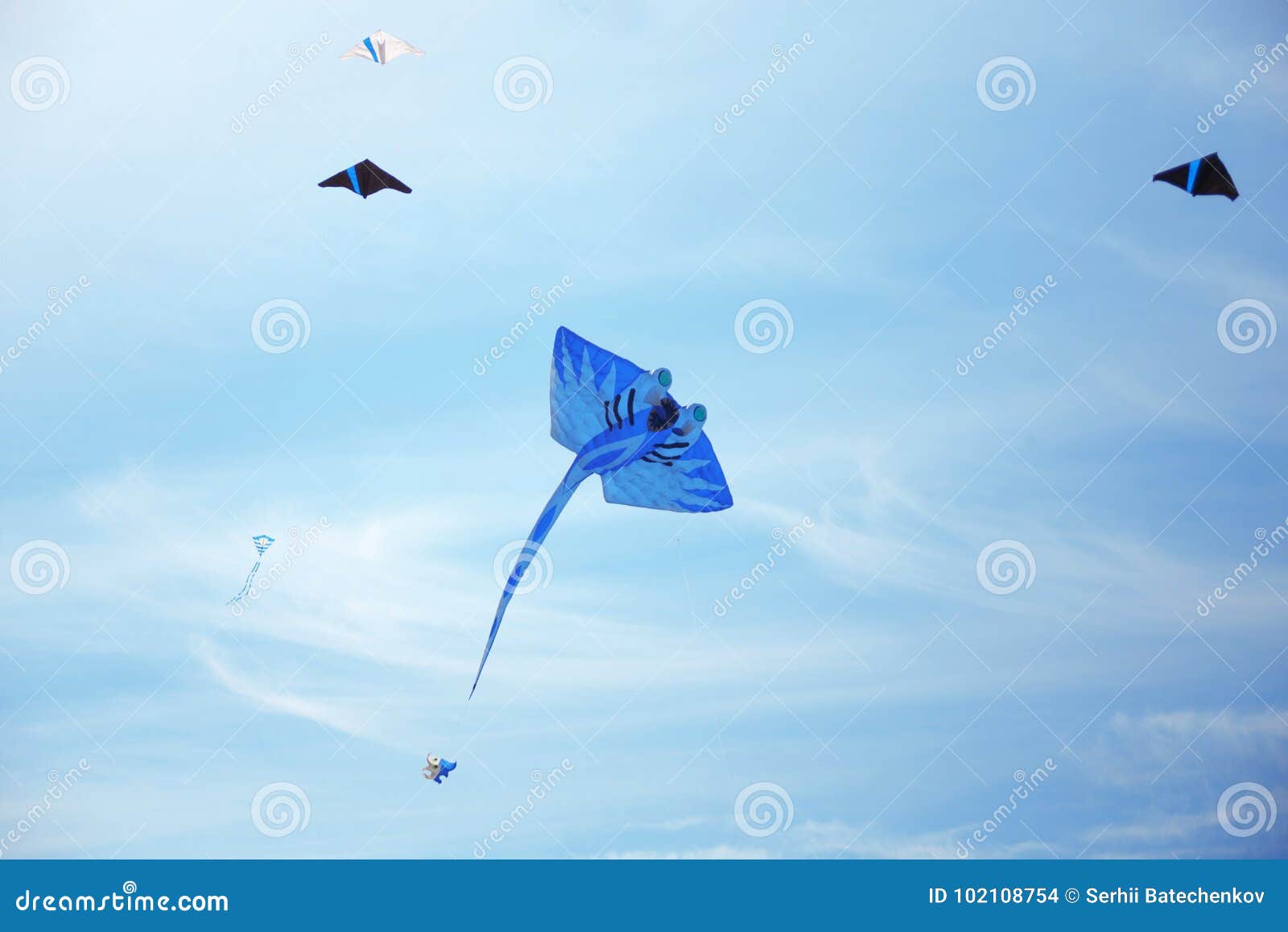 Cometa azul en el cielo foto de archivo. Imagen de color - 102108754