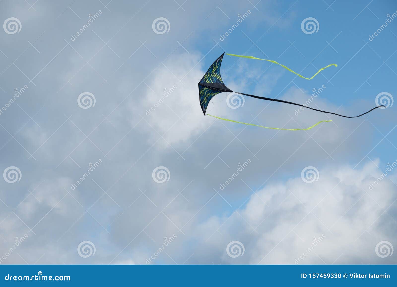 Cometa Volando Contra El Cielo Azul Foto de archivo - Imagen de mosca ...