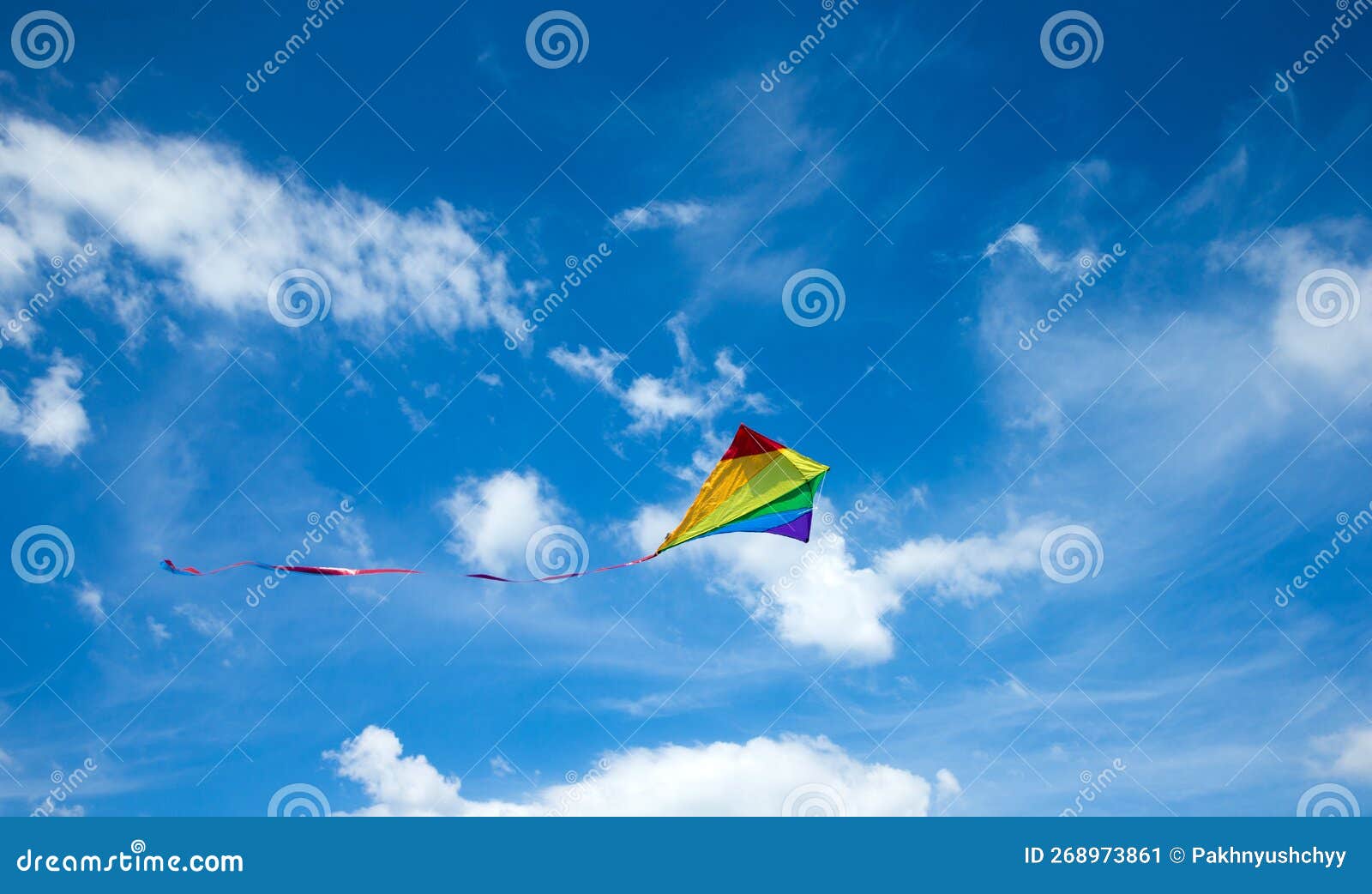 Cometas Volando En El Cielo Imagen de archivo - Imagen de viento, mosca ...