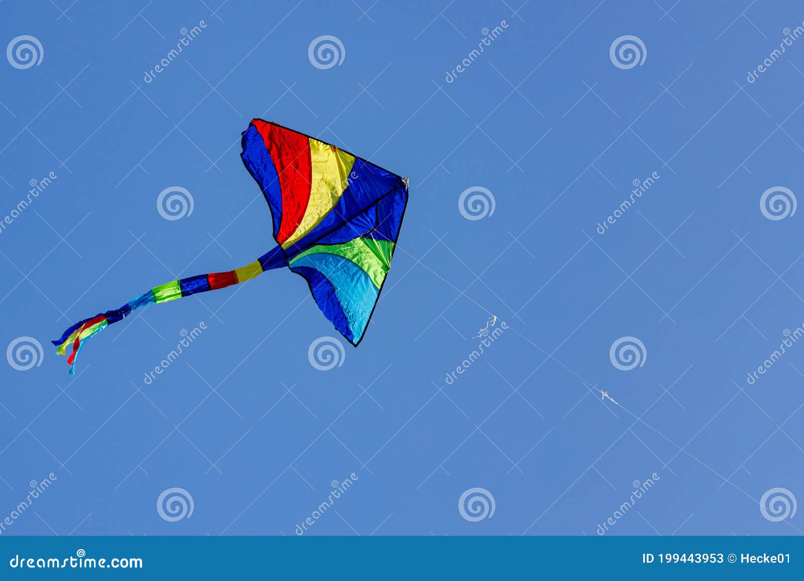 Cometas Volando En El Cielo Imagen de archivo - Imagen de color, azul ...