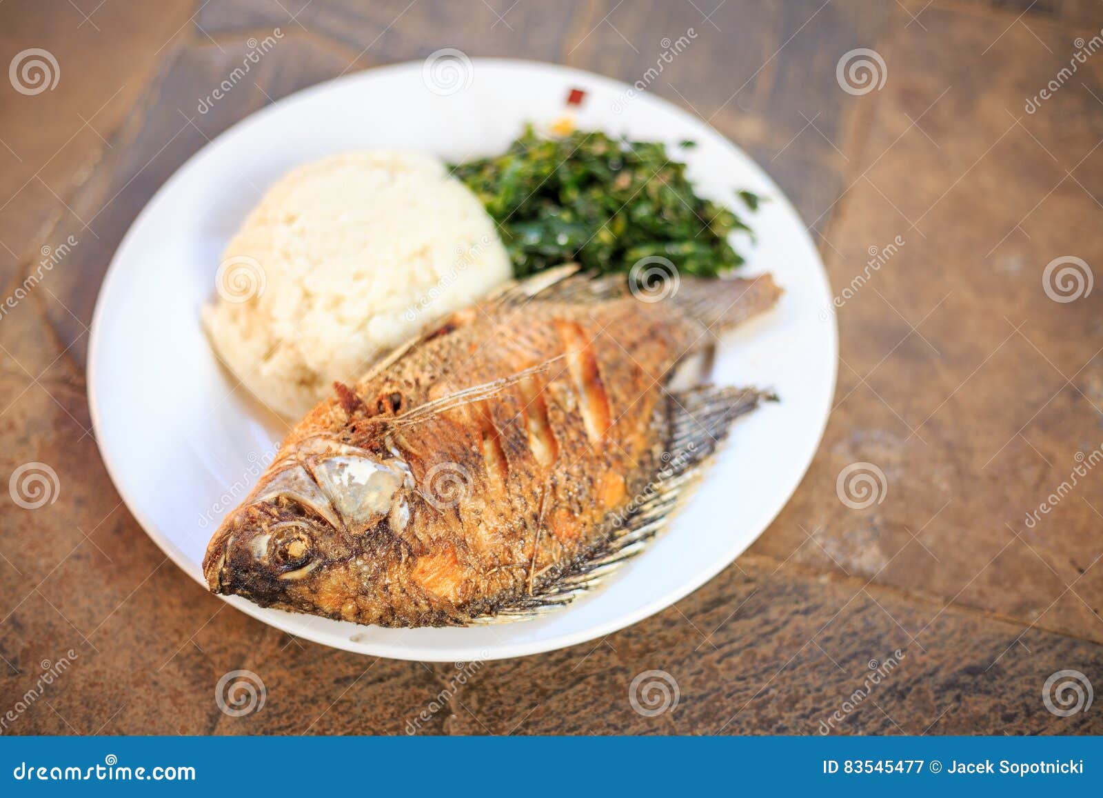 Comida Africana Tradicional - Ugali, Pescado Y Verdes Imagen de archivo ...