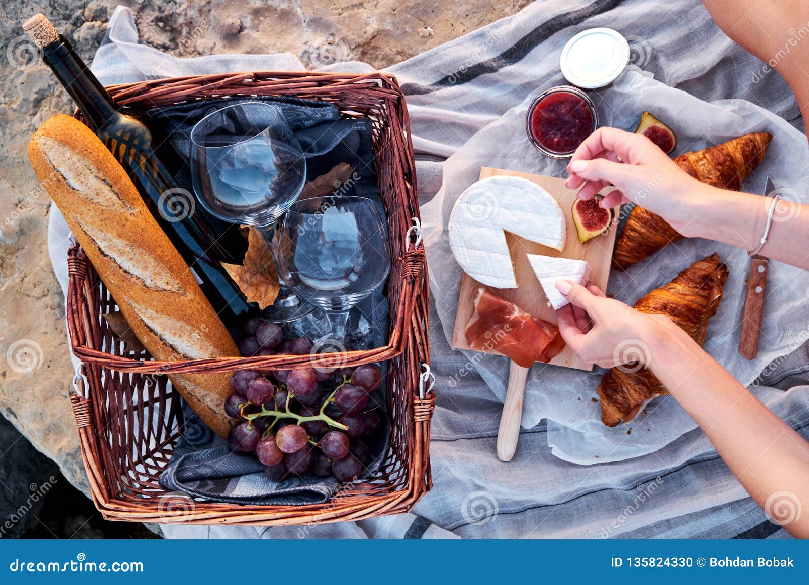 Comida Campestre De Romatic En La Playa Foto de archivo - Imagen de ...
