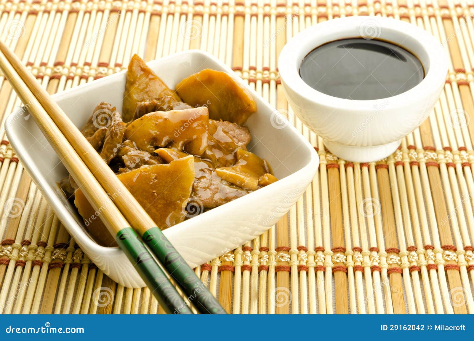 Comida China, Carne De Vaca Con El Bambú Y Setas Foto de archivo ...