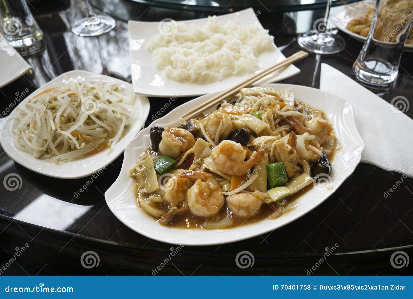 Comida China Con Los Camarones Foto de archivo - Imagen de tuercas ...